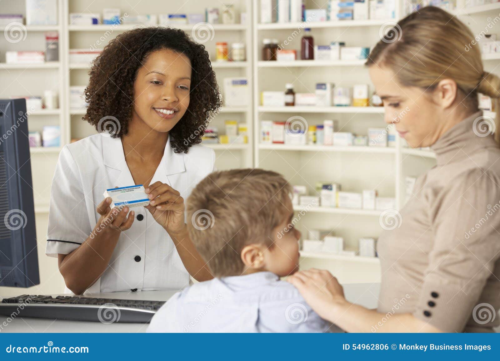 Apotheker in Der Apotheke Mit Mutter Und Kind Stockfoto - Bild von ...