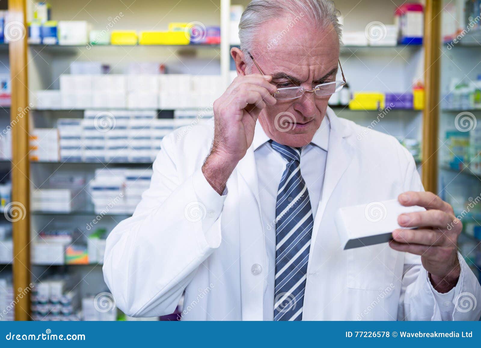 Apotheker, Der Medizin überprüft Stockfoto - Bild von drogerie ...