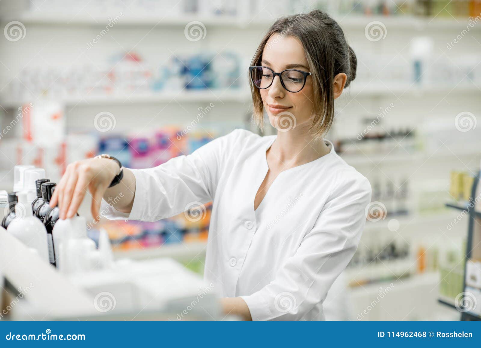 Apotheker Die in De Apotheekopslag Werken Stock Foto - Image of ...