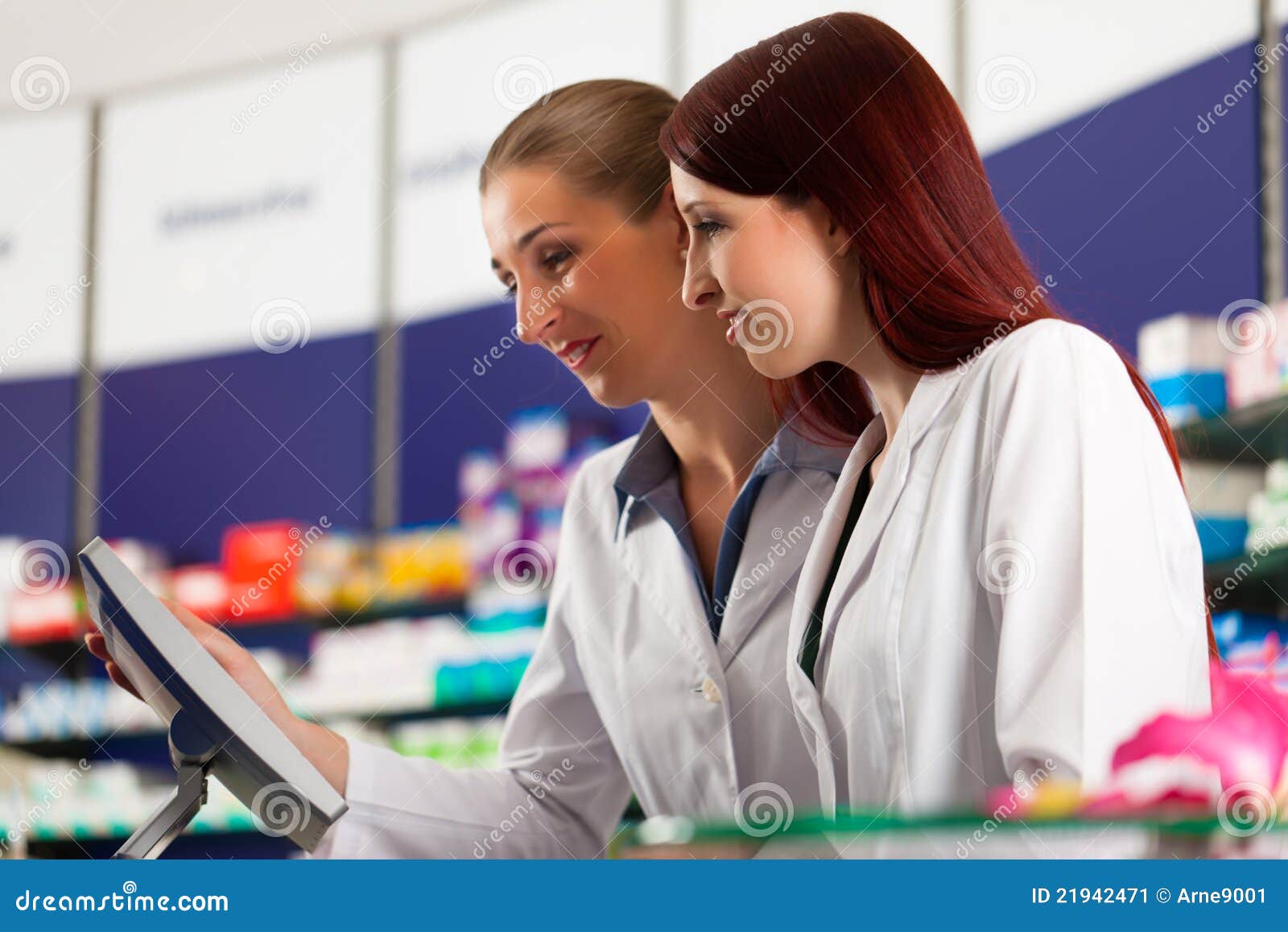 Apotheker Met Medewerker in Apotheek Stock Afbeelding - Image of ...