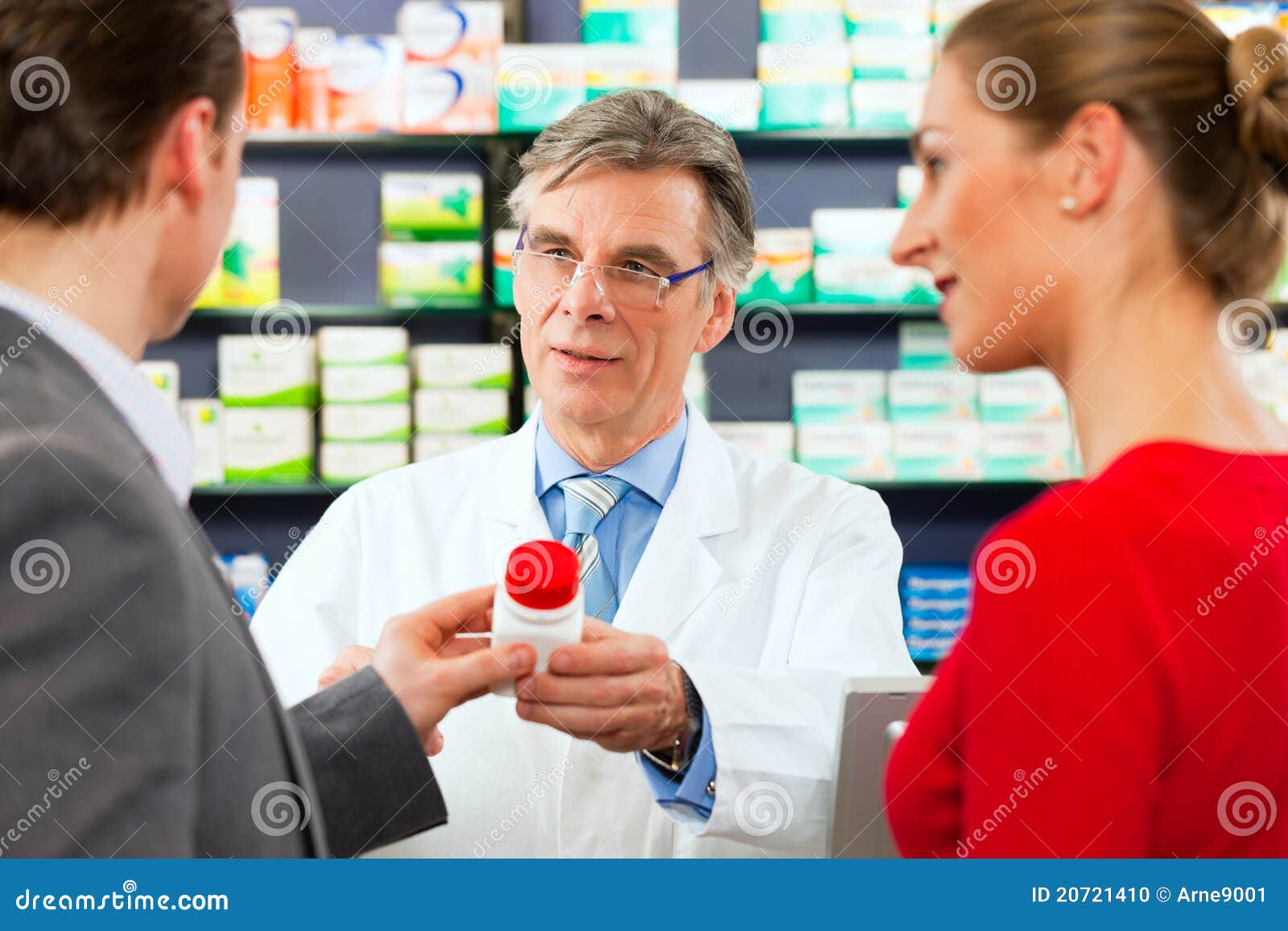 Apotheker Mit Abnehmern in Der Apotheke Stockfoto - Bild von fachleute ...