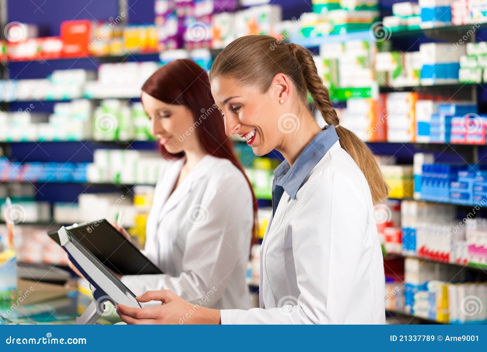 Apotheker Mit Assistenten in Der Apotheke Stockbild - Bild von kasse ...