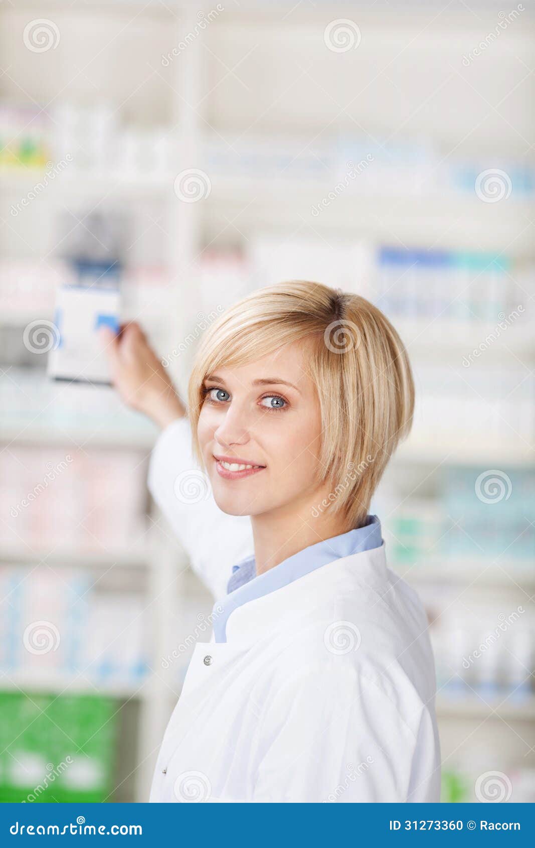 Apotheker Taking Out Medicine Van Plank in Apotheek Stock Foto - Image ...