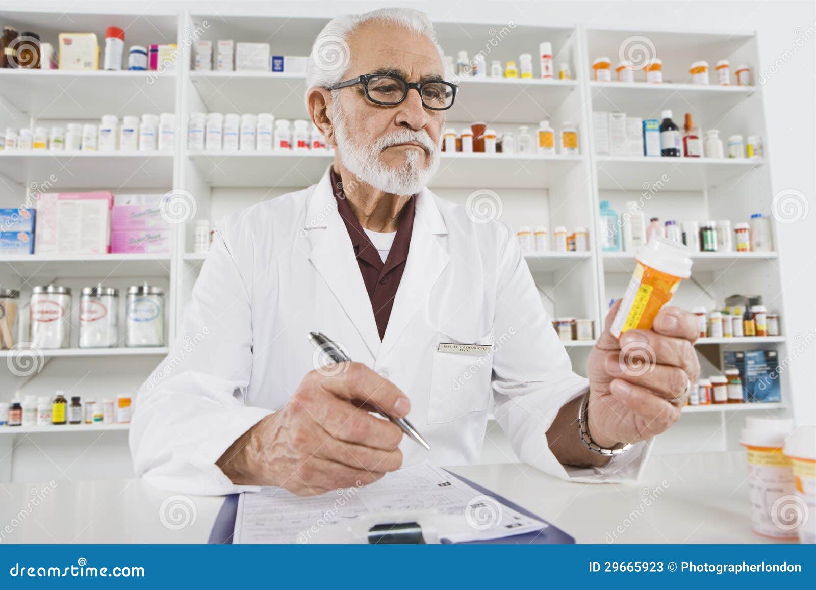 Apotheker Working in Pharmacy Stockbild - Bild von beruf, schauen: 29665923