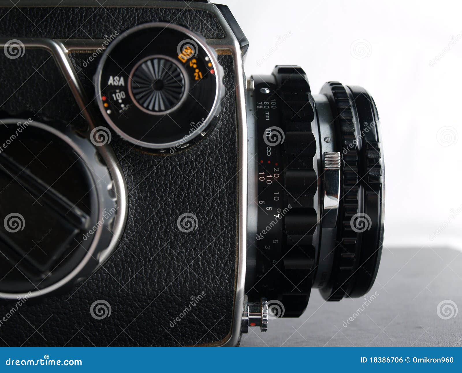 Appareil-photo analogique photo stock. Image du noir - 18386706