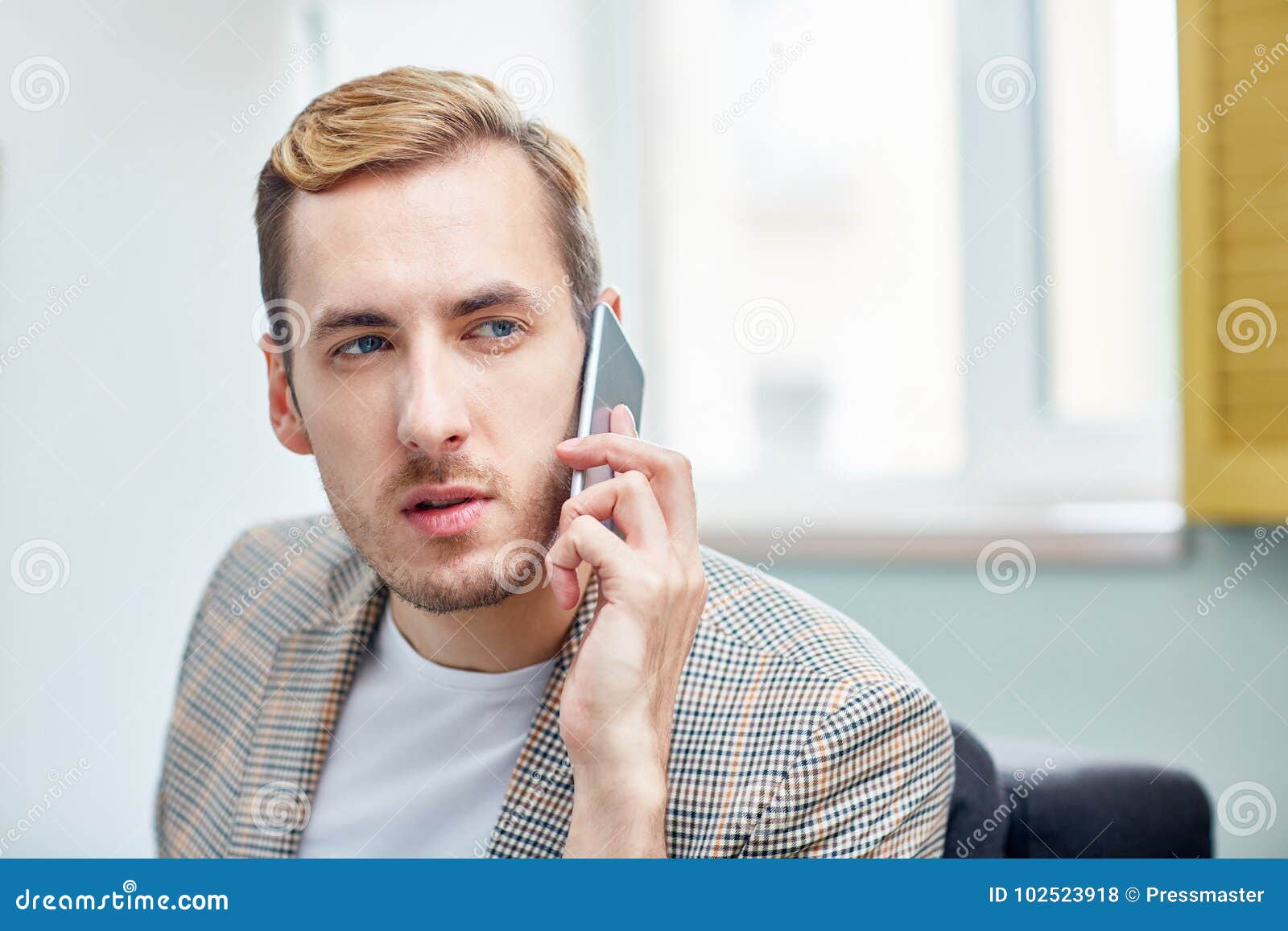 Appeler par le smartphone photo stock. Image du agent - 102523918