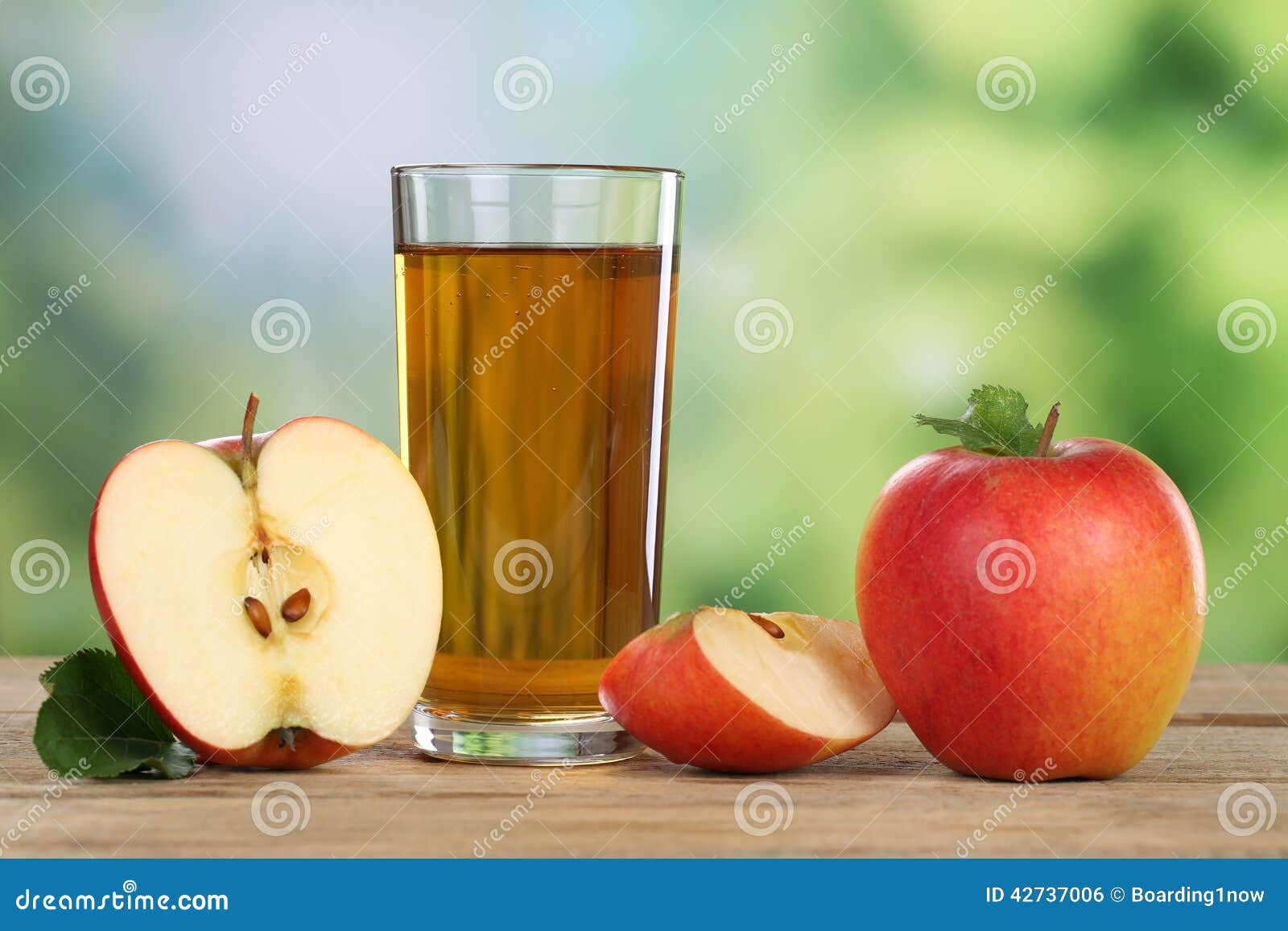 Appelsap En Rode Appelen in De Zomer Stock Foto - Image of eten, gezond ...