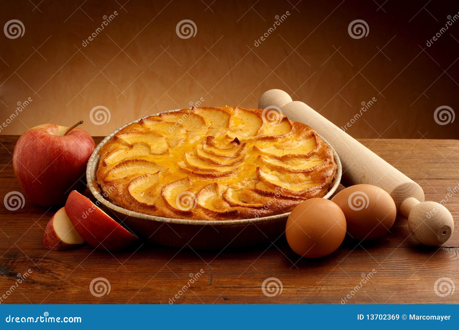 Appeltaart met plakappel stock afbeelding. Image of dineren - 13702369