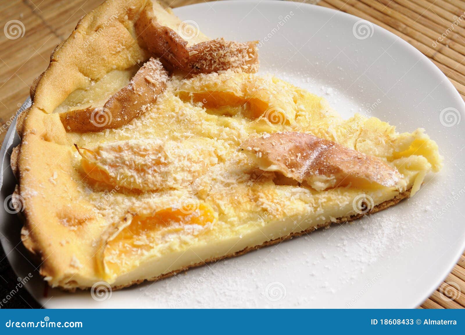 Appeltaart op witte plaat stock afbeelding. Image of dessert - 18608433