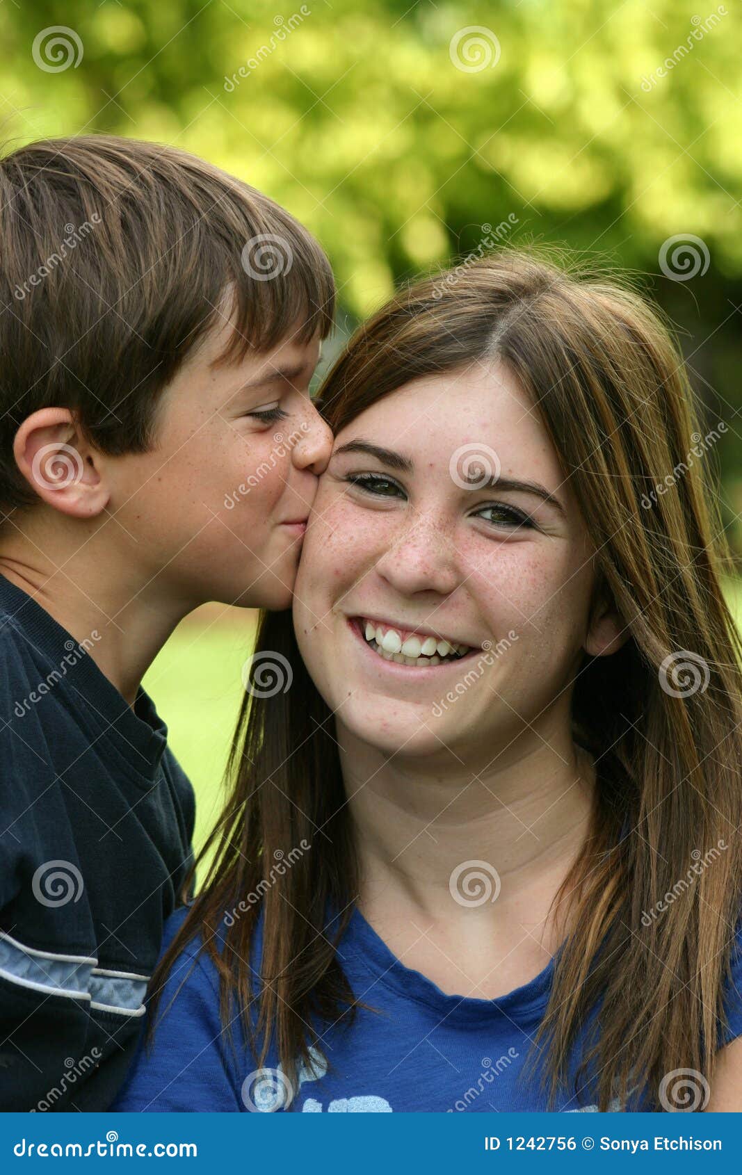 Appena un piccolo bacio fotografia stock. Immagine di affascinante ...