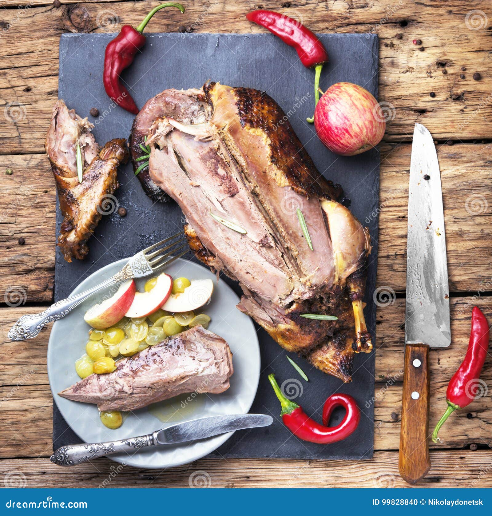 Appetitanregende Gebratene Ente Stockfoto - Bild von rustikal, ente ...