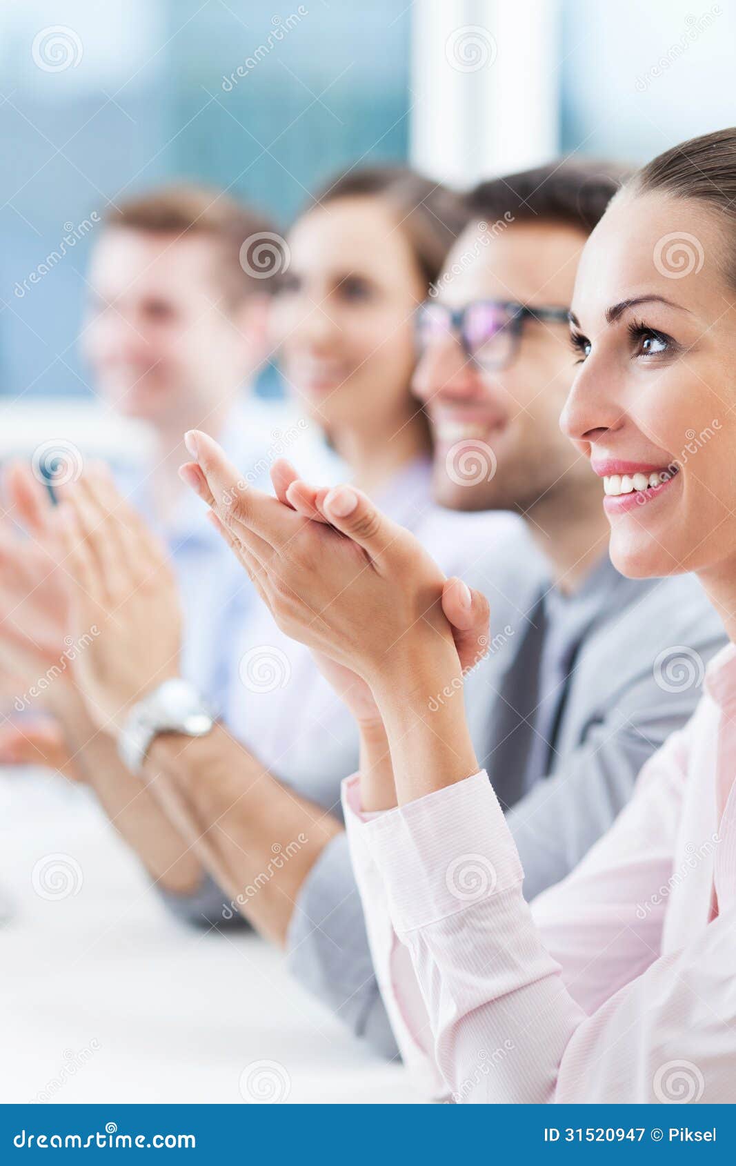 Applauso Del Gruppo Di Affari Immagine Stock - Immagine di giorno ...