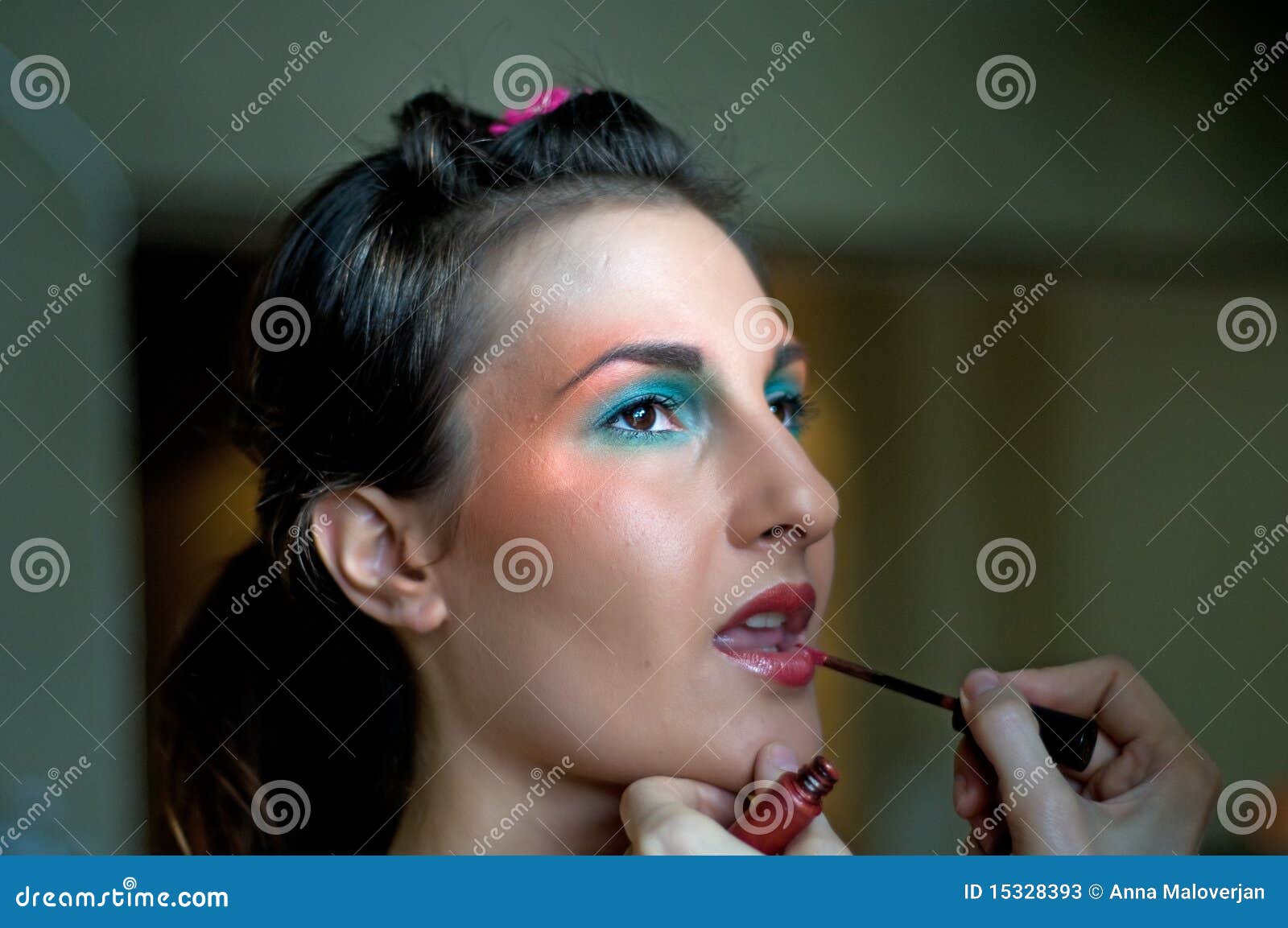 Applaying makeup stock image. Image of brush, cosmetics - 15328393