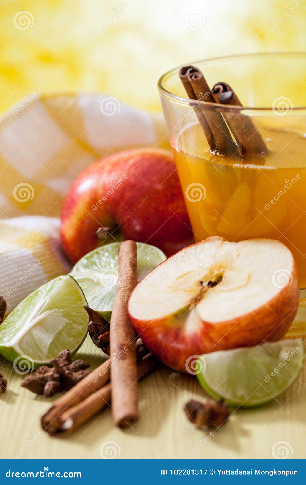 Apple-cider stock afbeelding. Image of kaneel, winter - 102281317