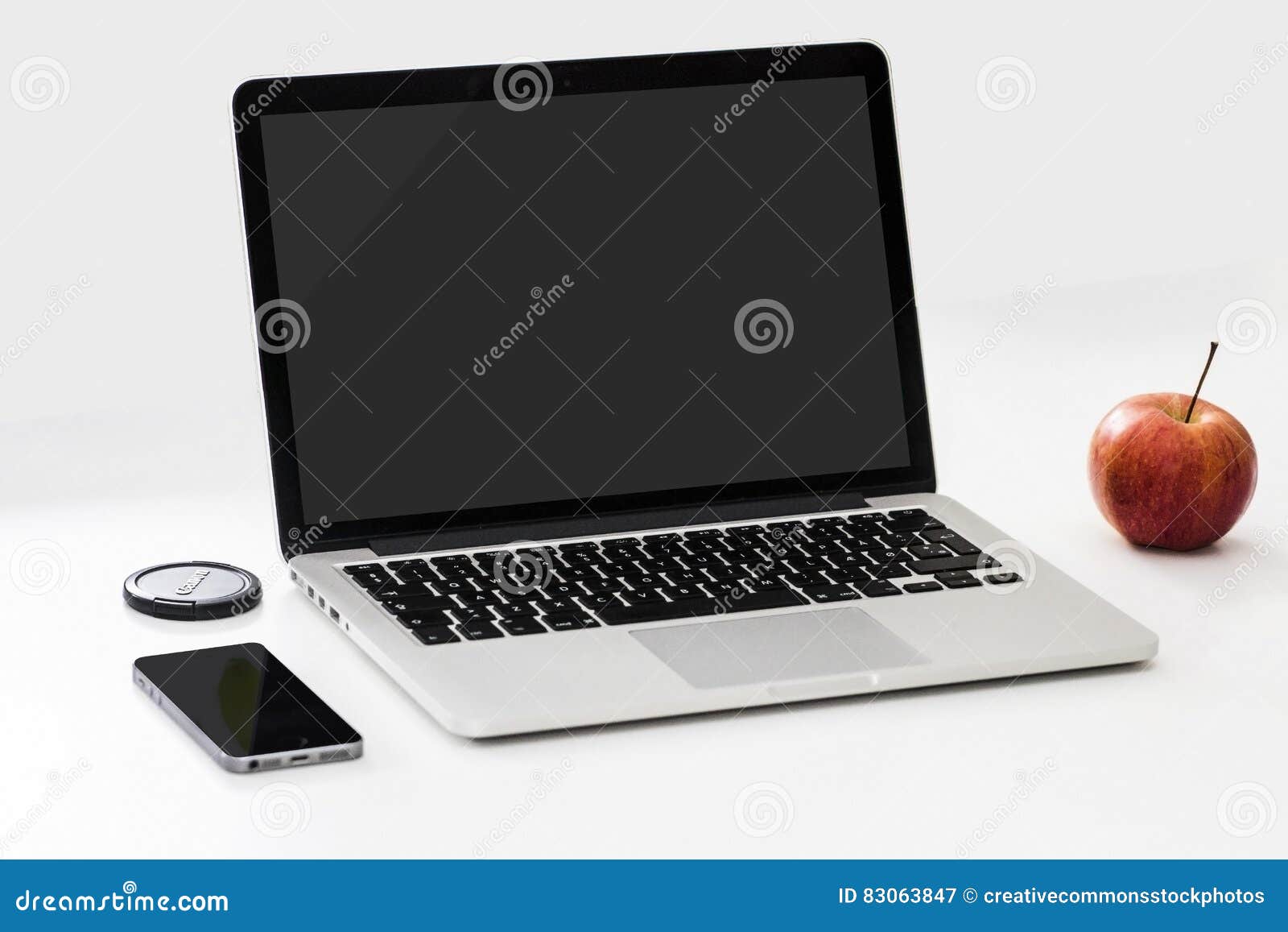 Apple Con Il Computer Portatile E Lo Smarphone Immagine. Immagine: 83063847