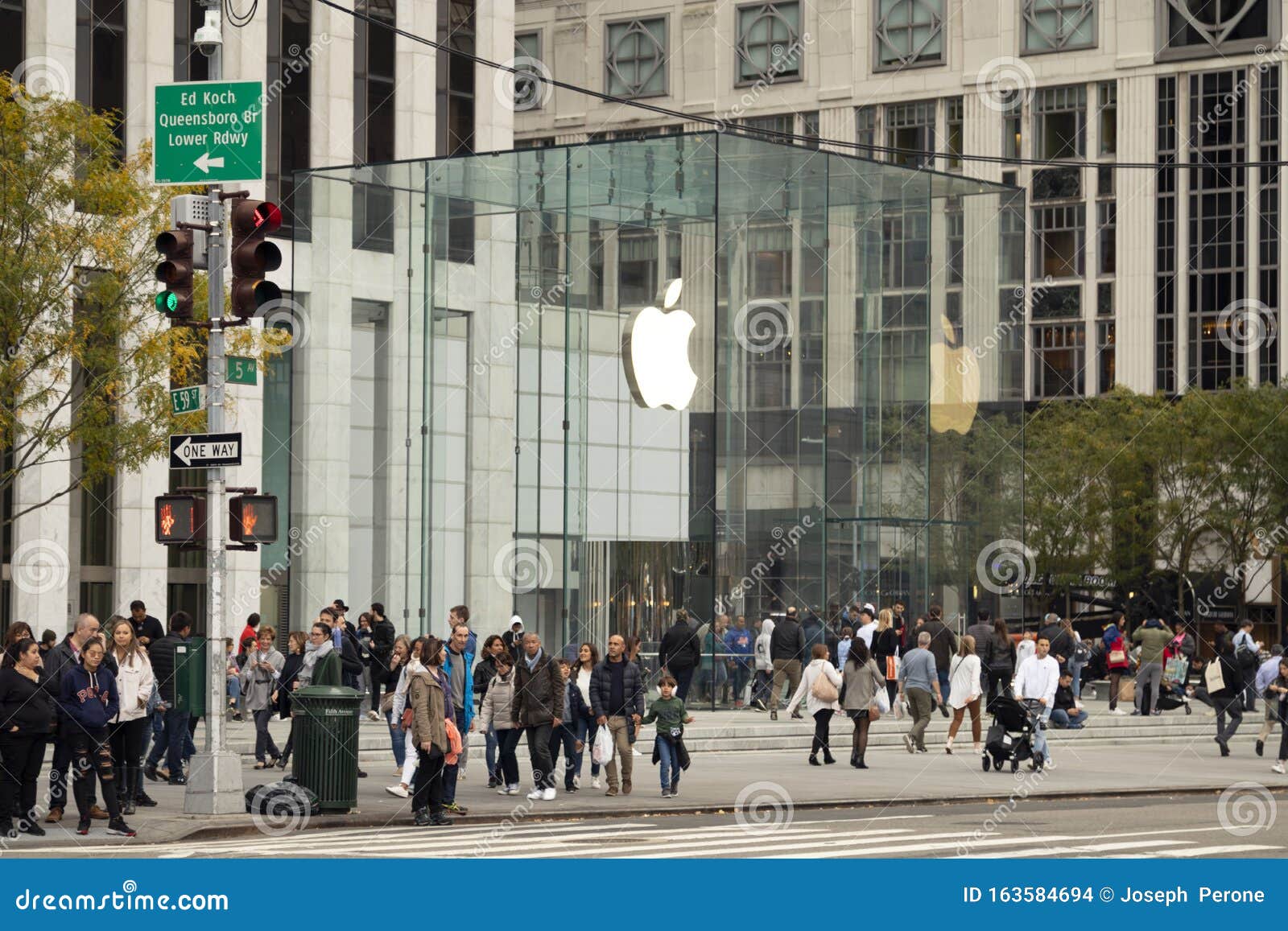 The Apple Cube on 5th Avenue Manhattan Editorial Stock Image - Image of ...