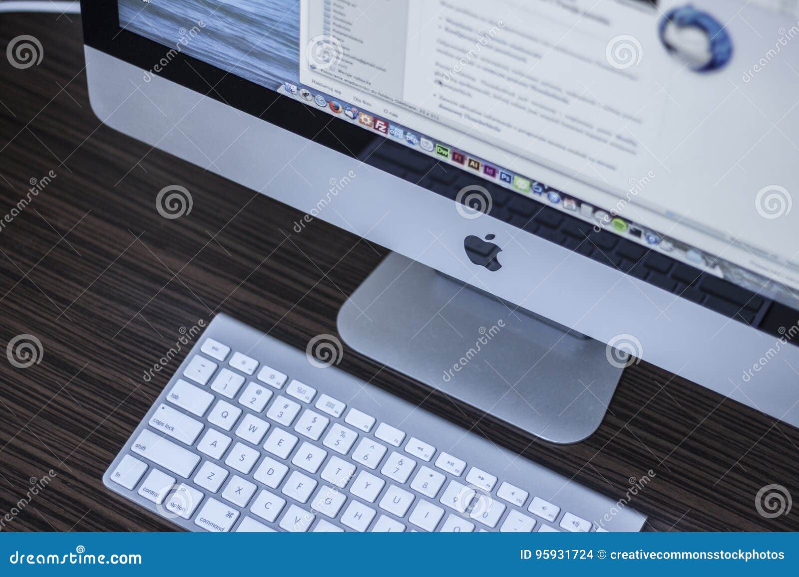 Apple-dator Med Tangentbordet Bild. Bild: 95931724