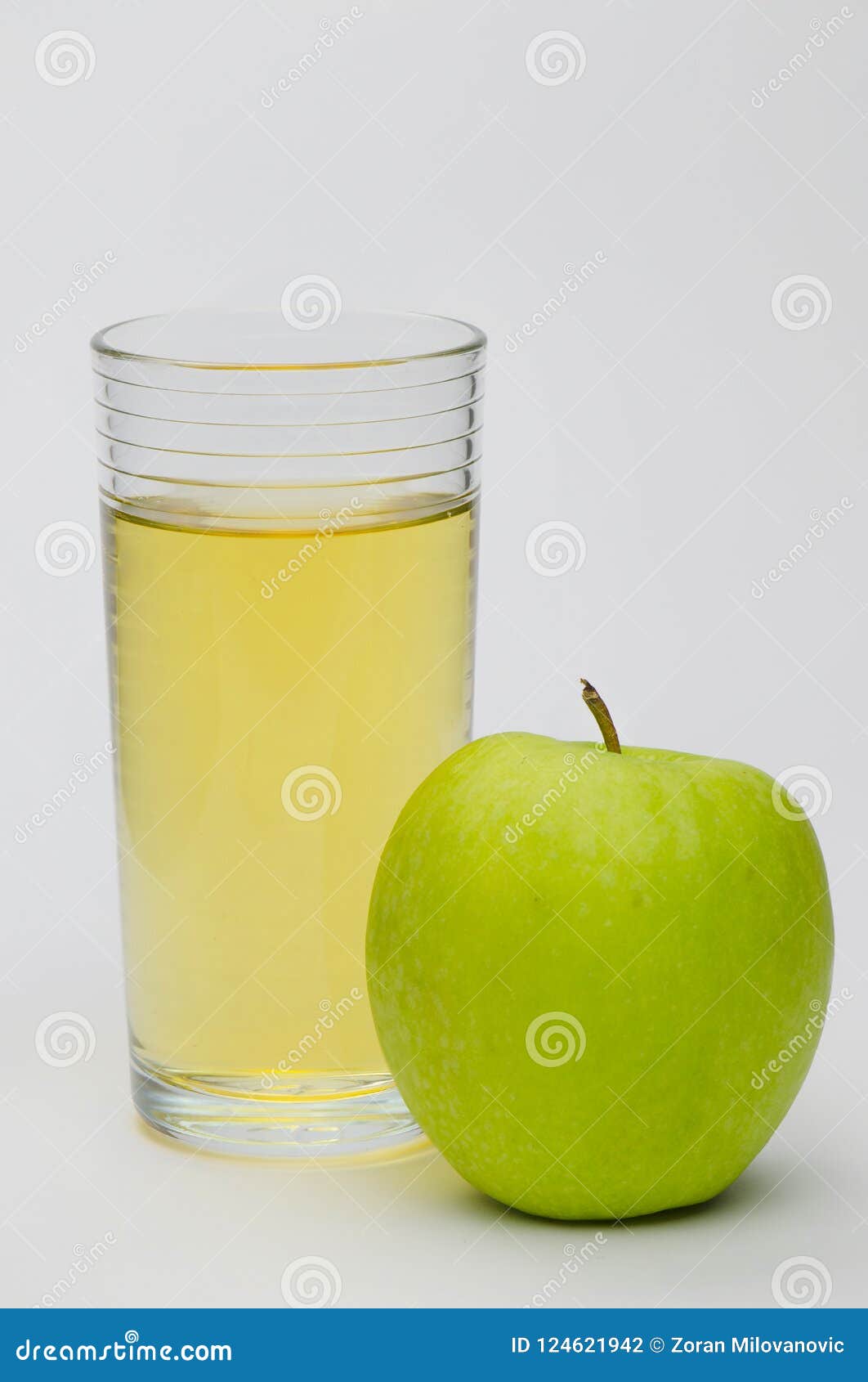 Apple e succo di mele fotografia stock. Immagine di navale - 124621942