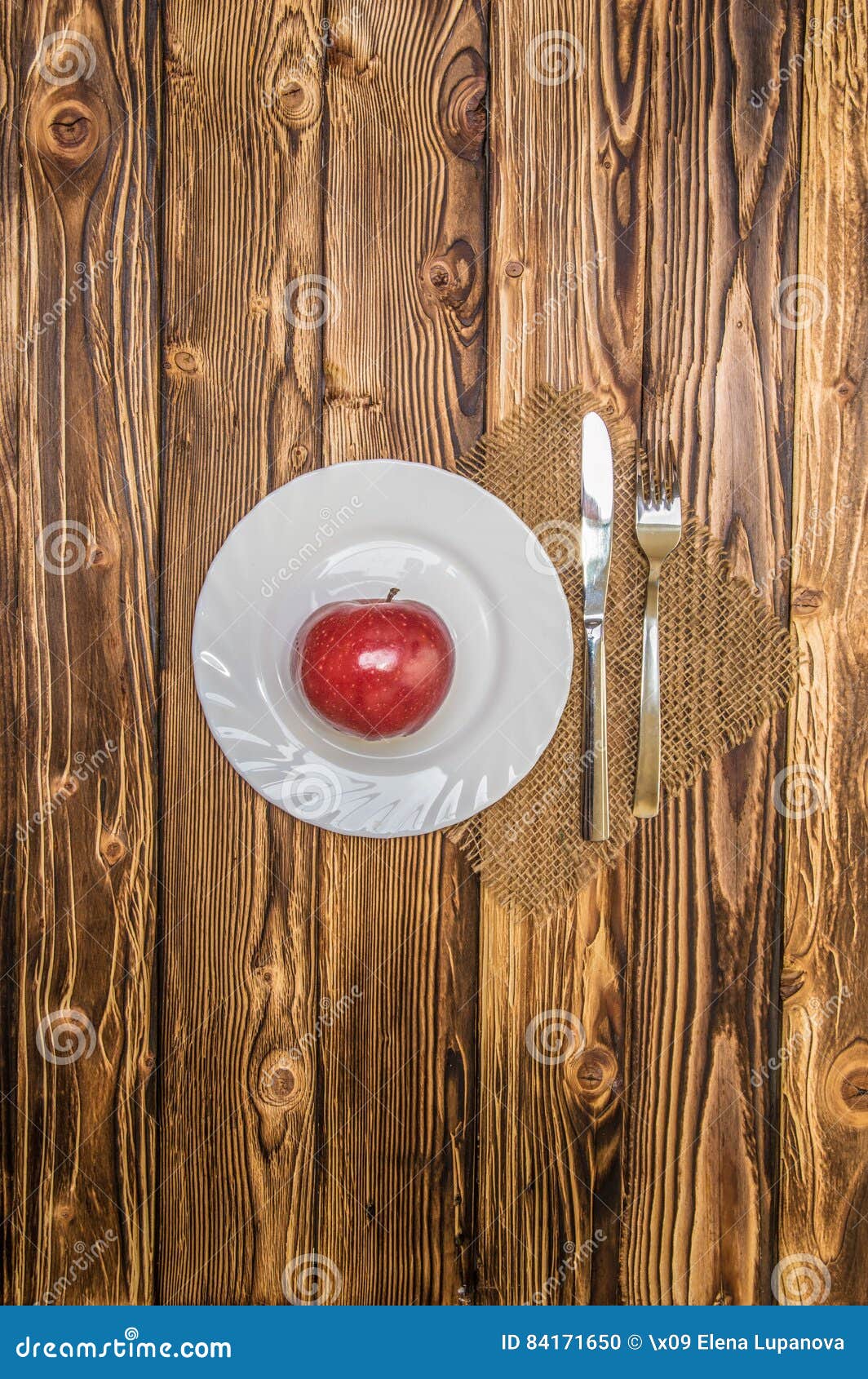 Apple Em Uma Tabela De Madeira Da Placa Foto de Stock - Imagem de ...
