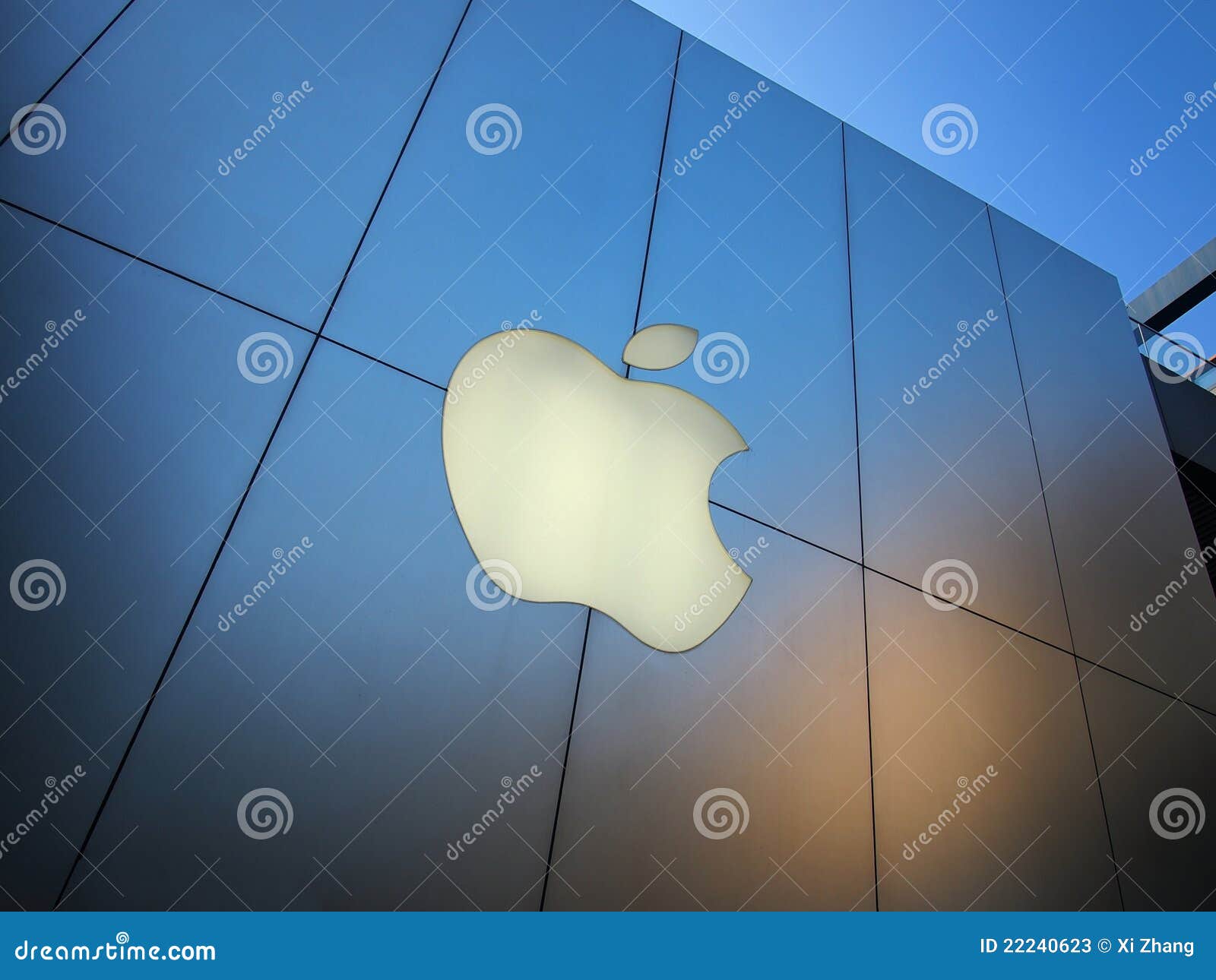 Apple Flagship Store In Icon Siam Department Store.the Chao Phraya ...