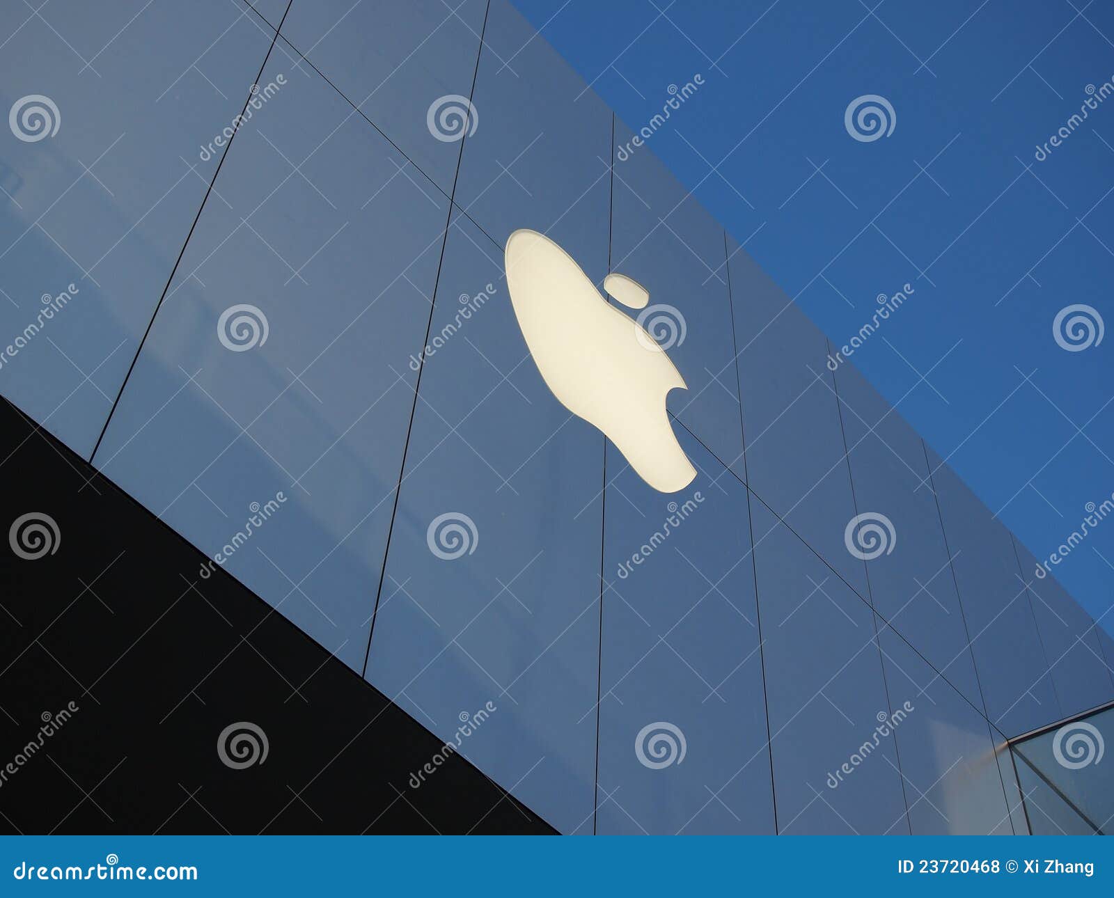 Apple Flagship Store In Icon Siam Department Store.the Chao Phraya ...