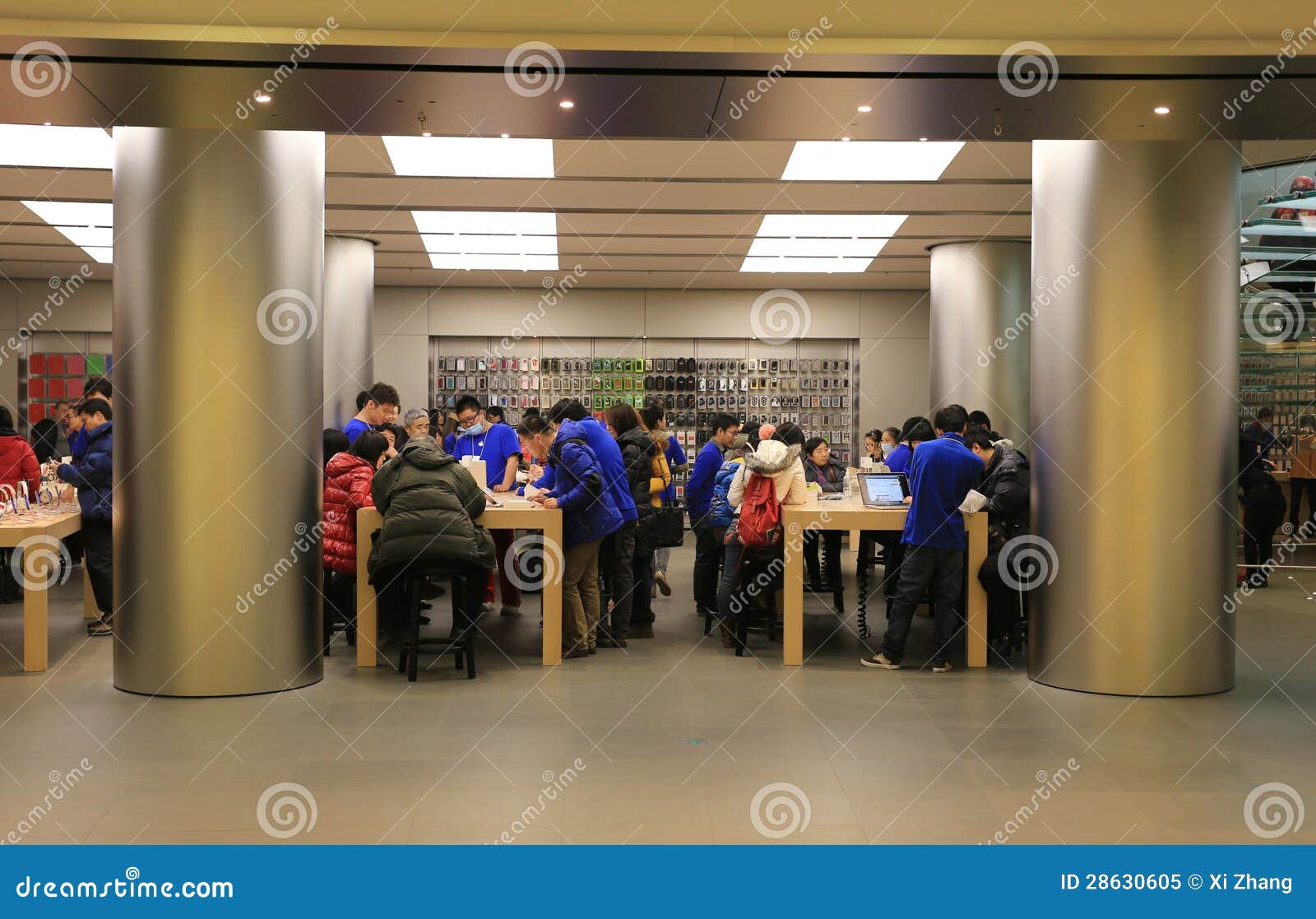 Apple flagship store editorial image. Image of fashion - 28630605