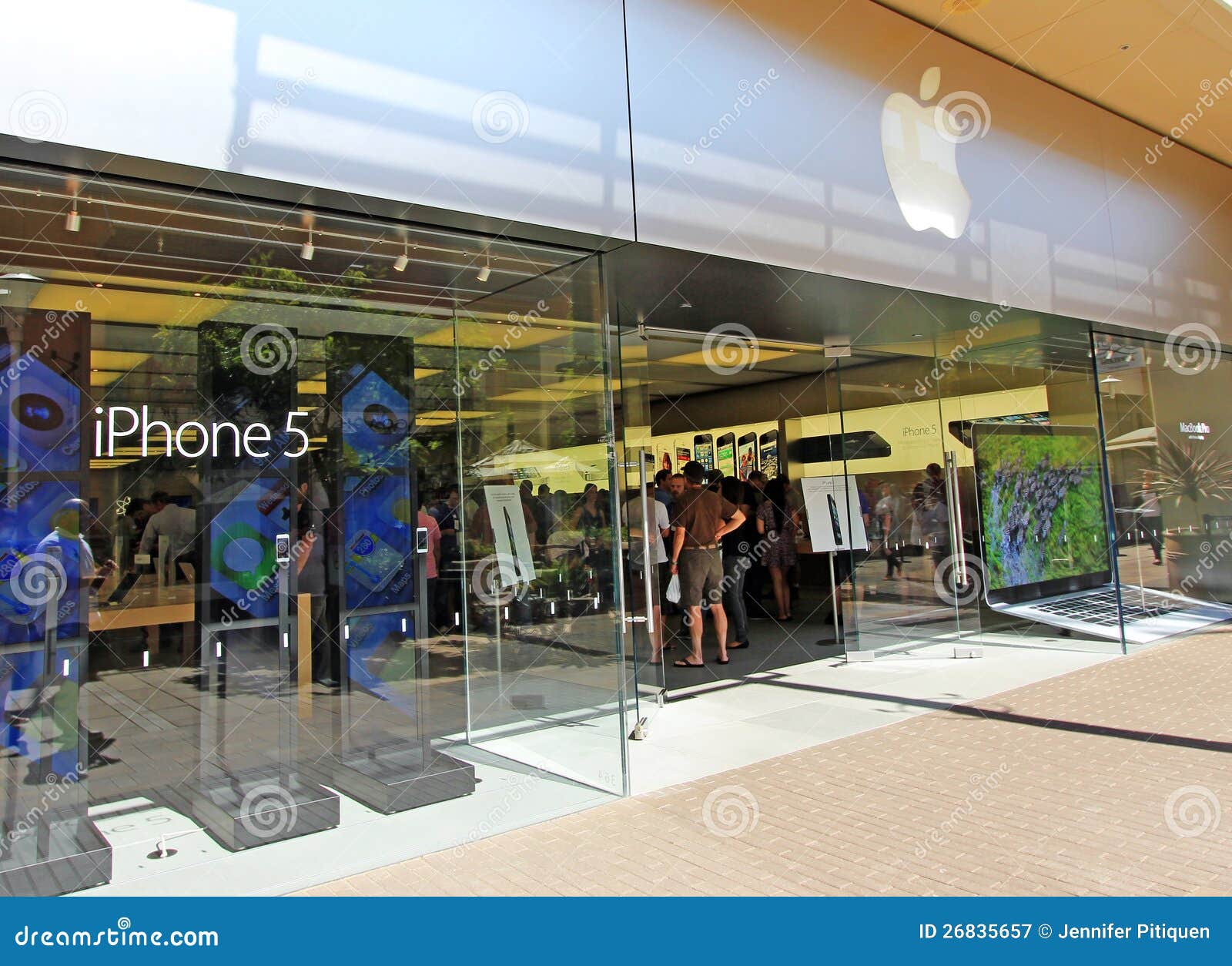 Apple iPhone Crowd editorial photography. Image of shoppers - 26835657