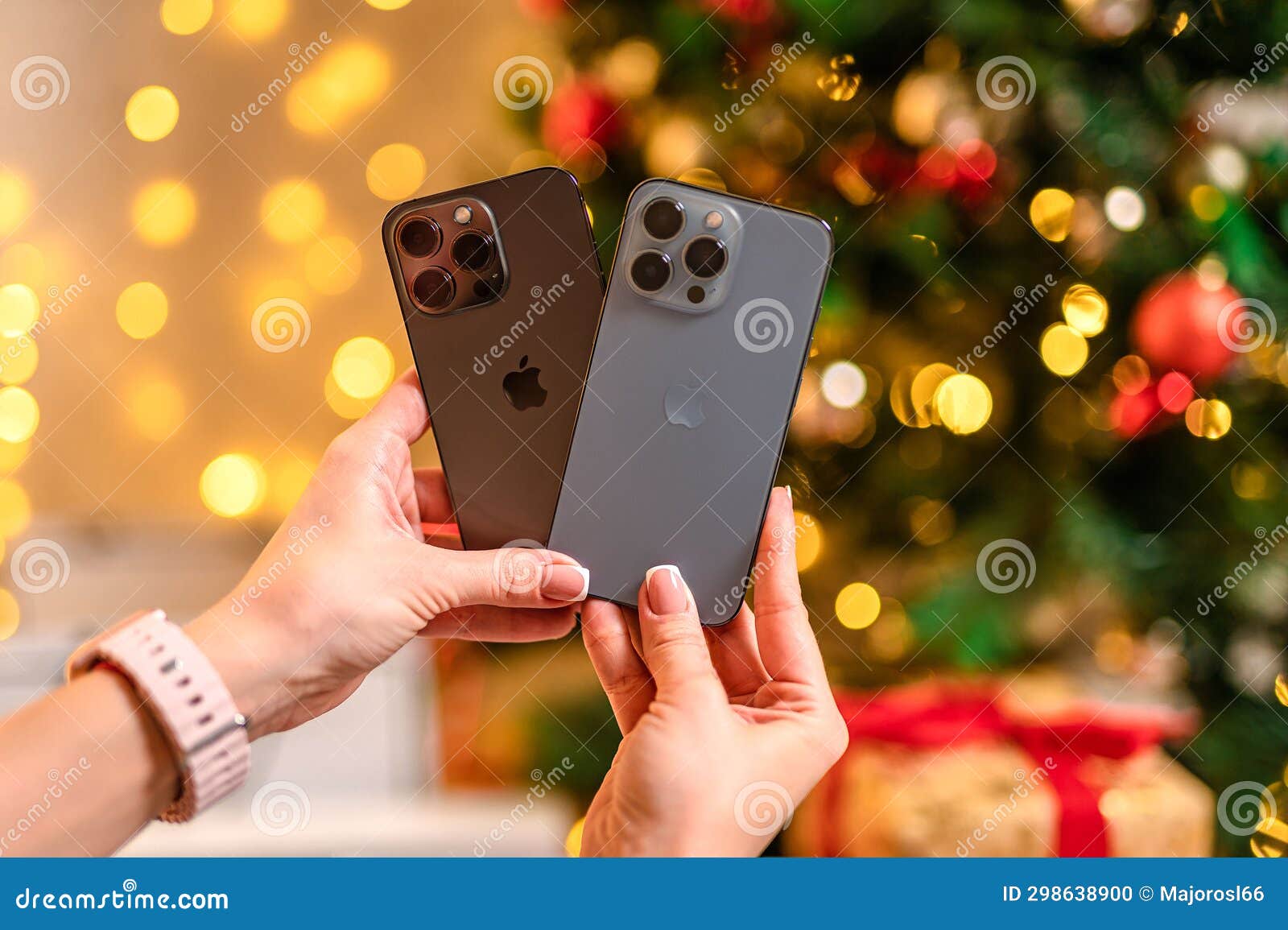 Apple IPhone Pro Models in Hand Editorial Image - Image of focus, gift ...