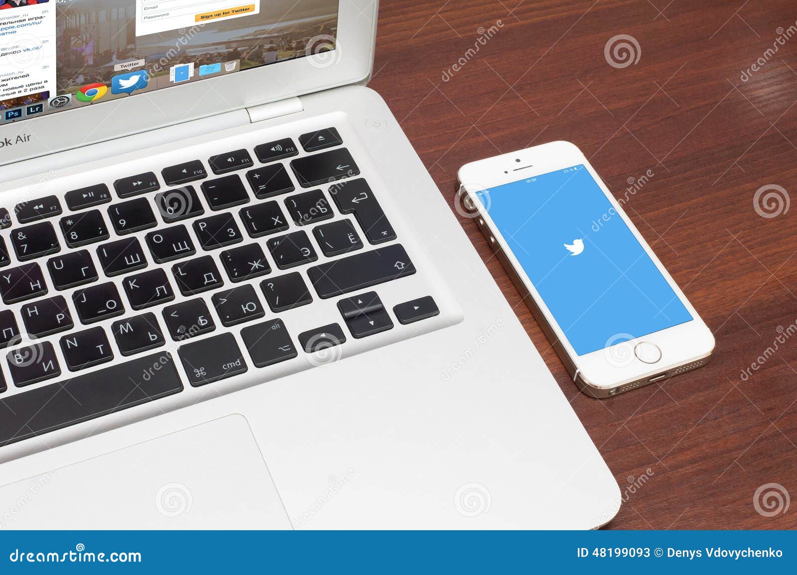 Apple-iPhone 5S Met Twitter-embleem Op Het Scherm Redactionele Stock ...