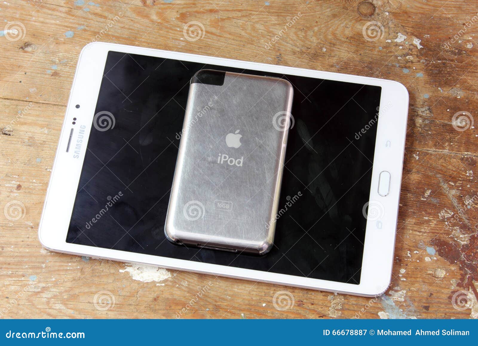 Apple Ipod Touch with with Samsung Tablet Editorial Photography - Image ...