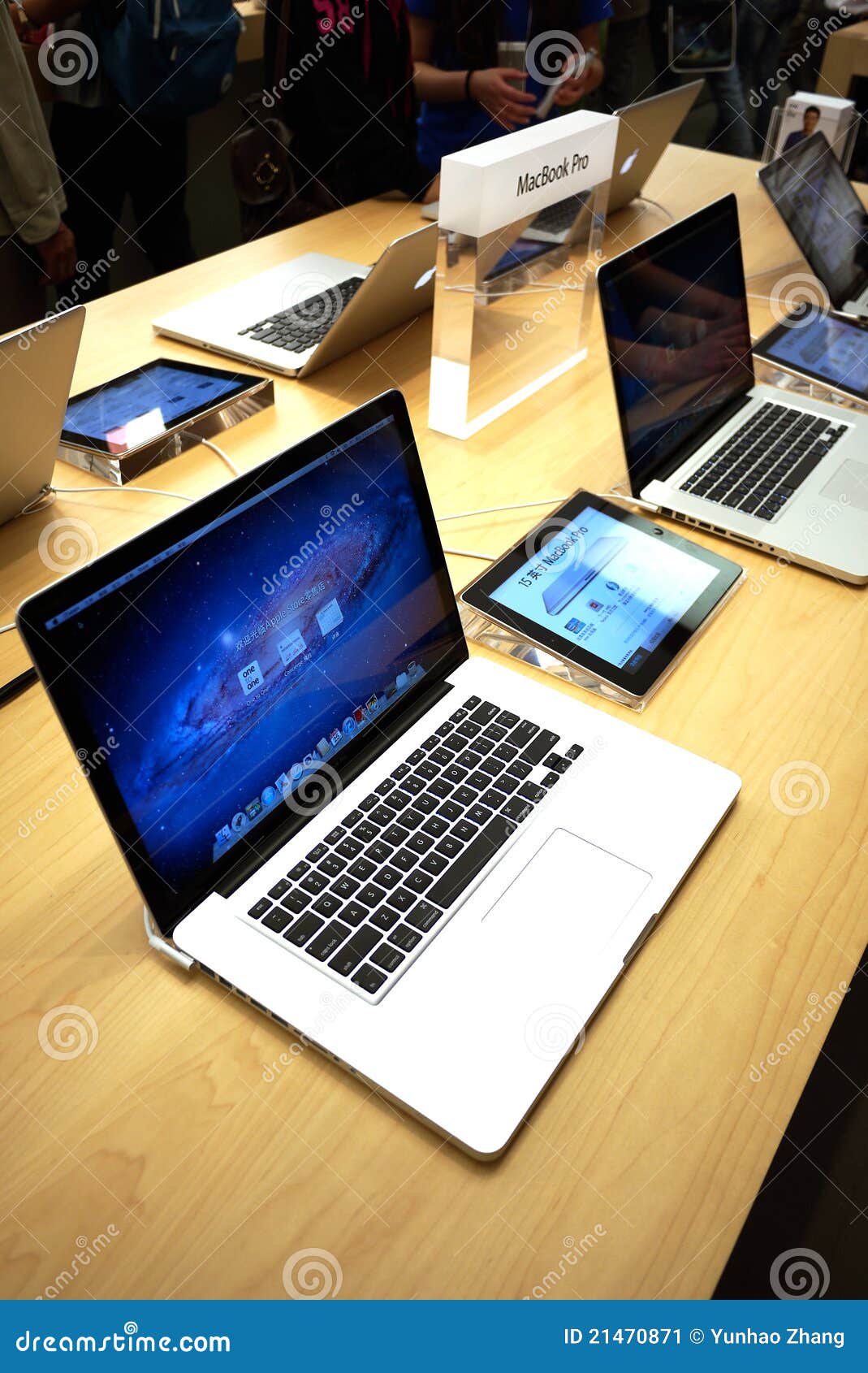 Apple macbook pro editorial photo. Illustration of black - 21470871