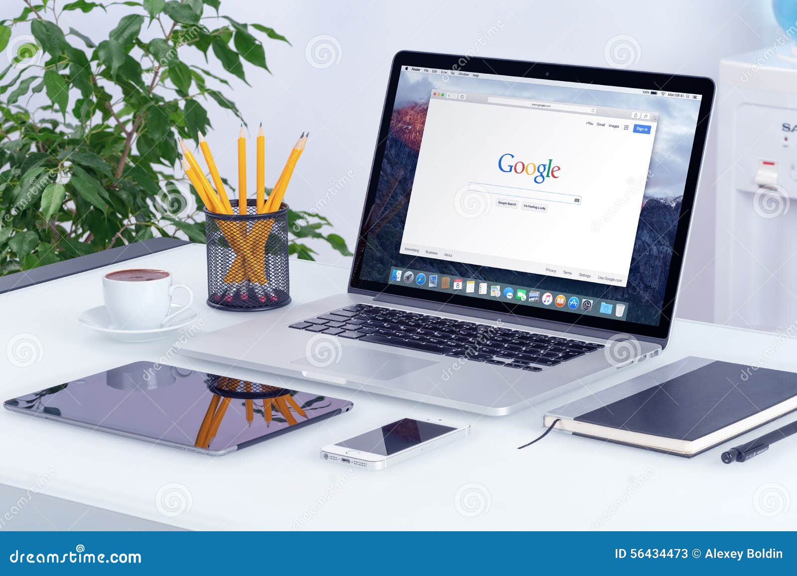 Apple MacBook Pro Na Mesa Com Página Da Web Da Busca De Google Foto de ...