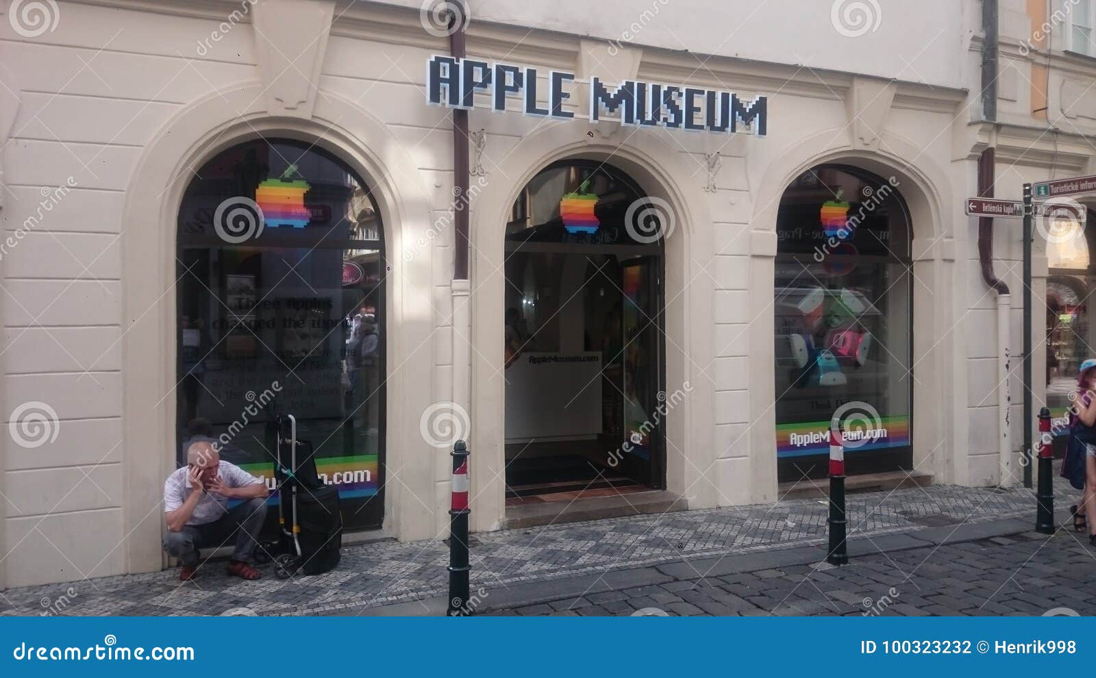 Apple museum i Prague redaktionell arkivbild. Bild av museum - 100323232
