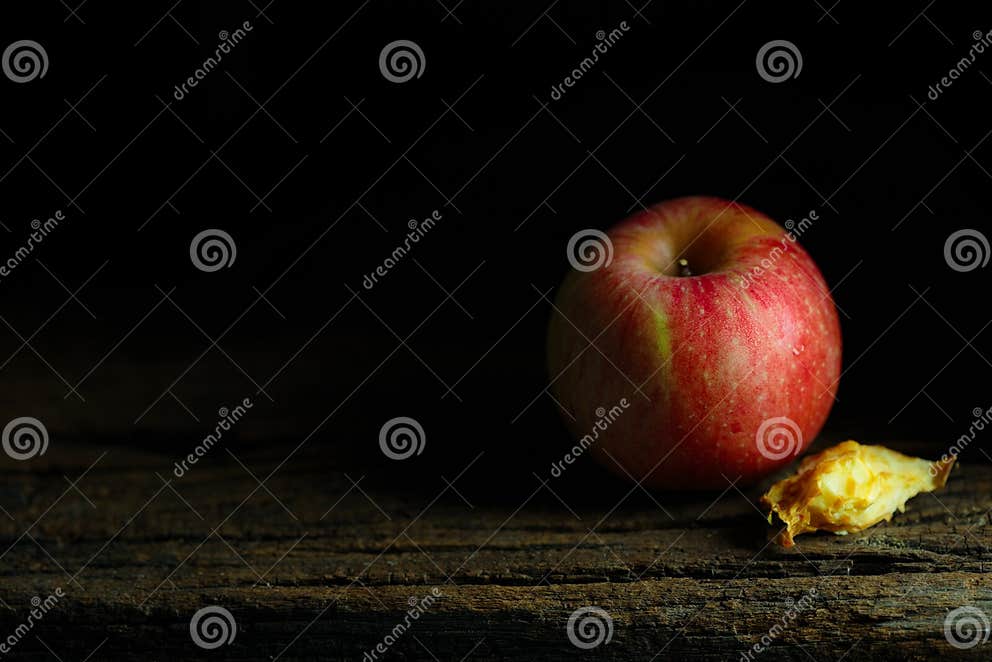 Apple Na Placa De Madeira Com Estilo E Fundo Temperamentais E Escuros ...