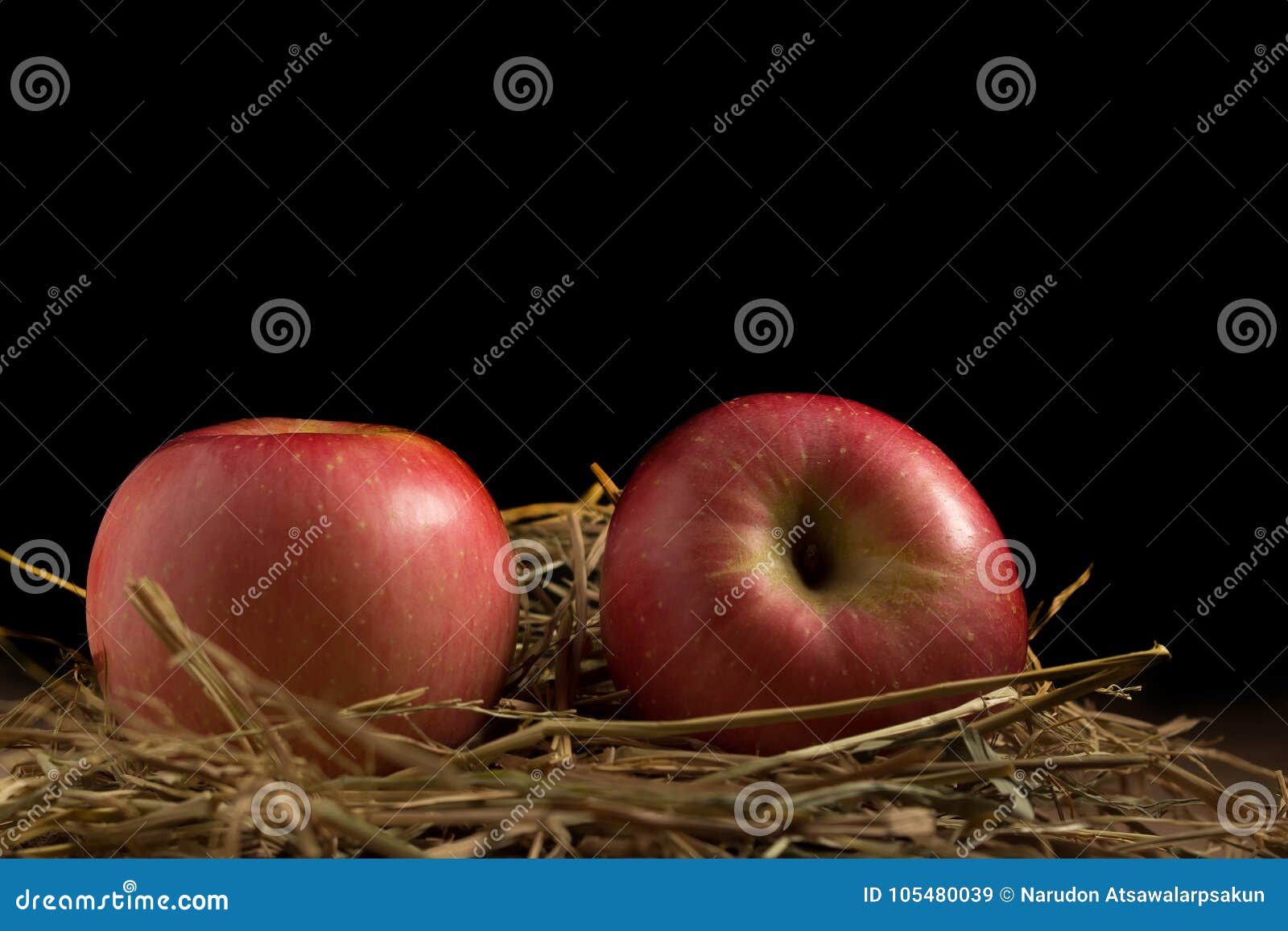 Apple Palha Na Madeira Fundo Preto Imagem de Stock - Imagem de fruta ...