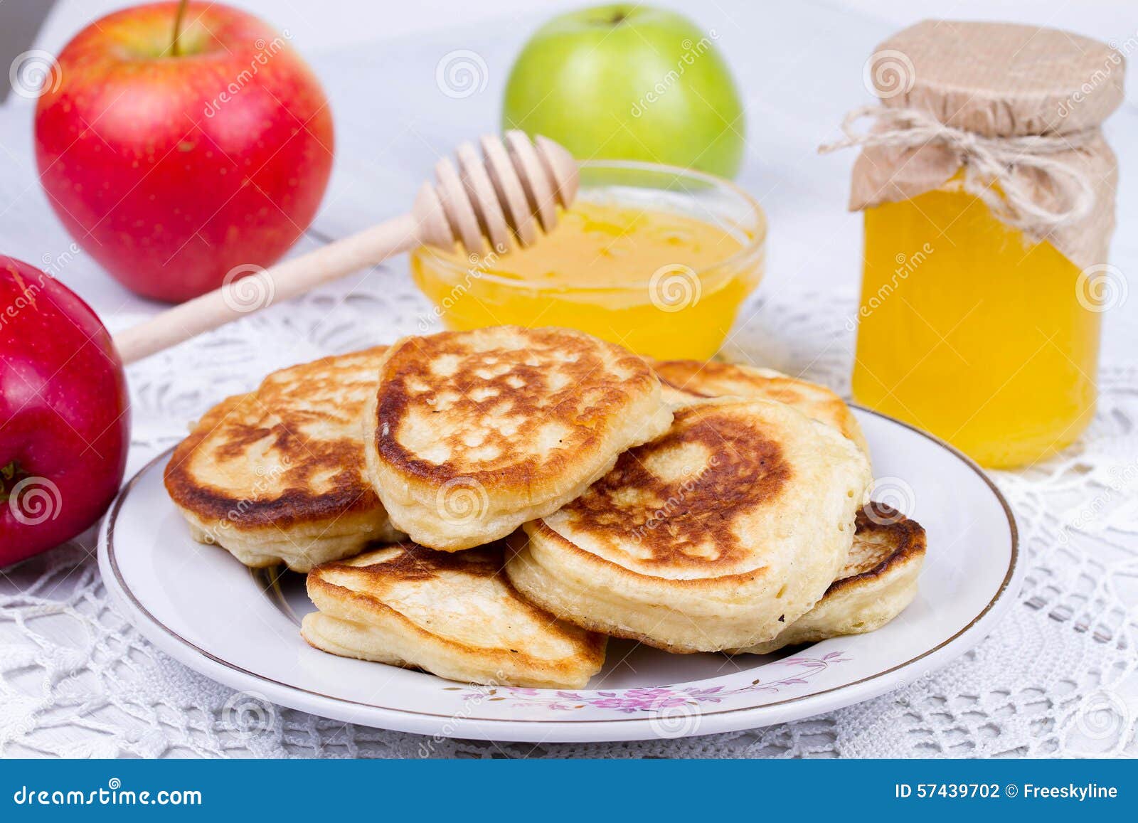 Apple-pannekoeken Met Melk En Honing Stock Foto - Image of gebakken ...