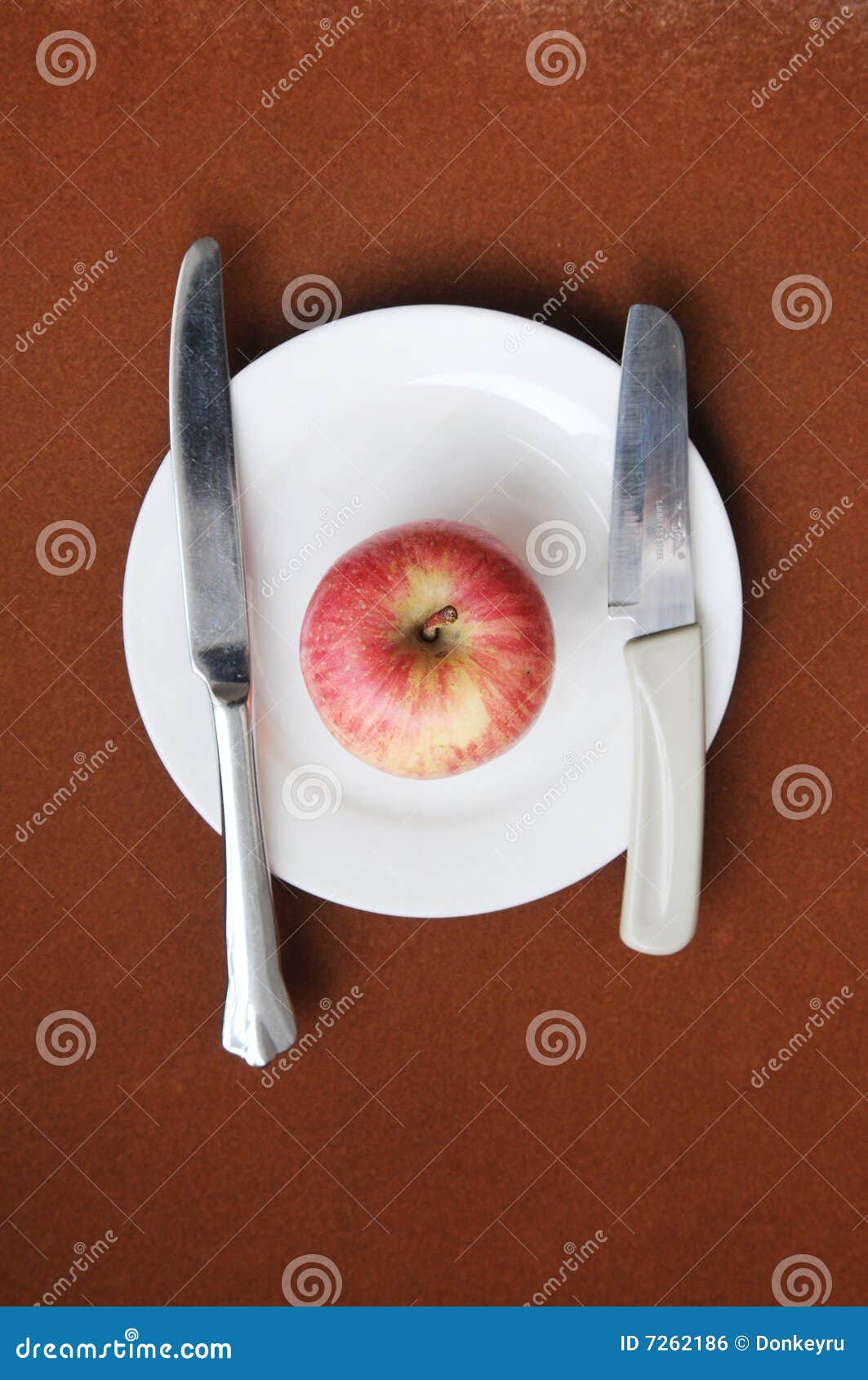 The apple in plate stock photo. Image of cloth, food, dinner - 7262186