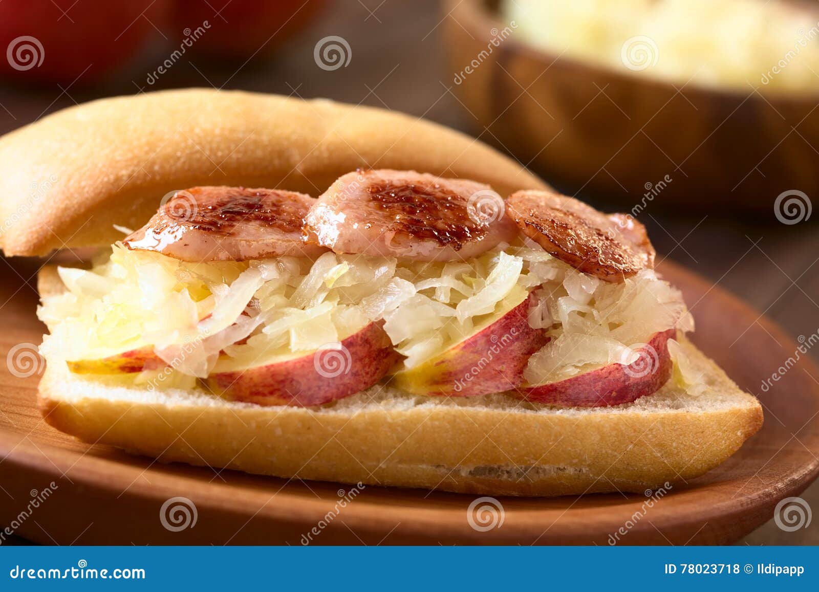 Apple-, Sauerkraut-und Bratwurst-Sandwich Stockfoto - Bild von herbst ...