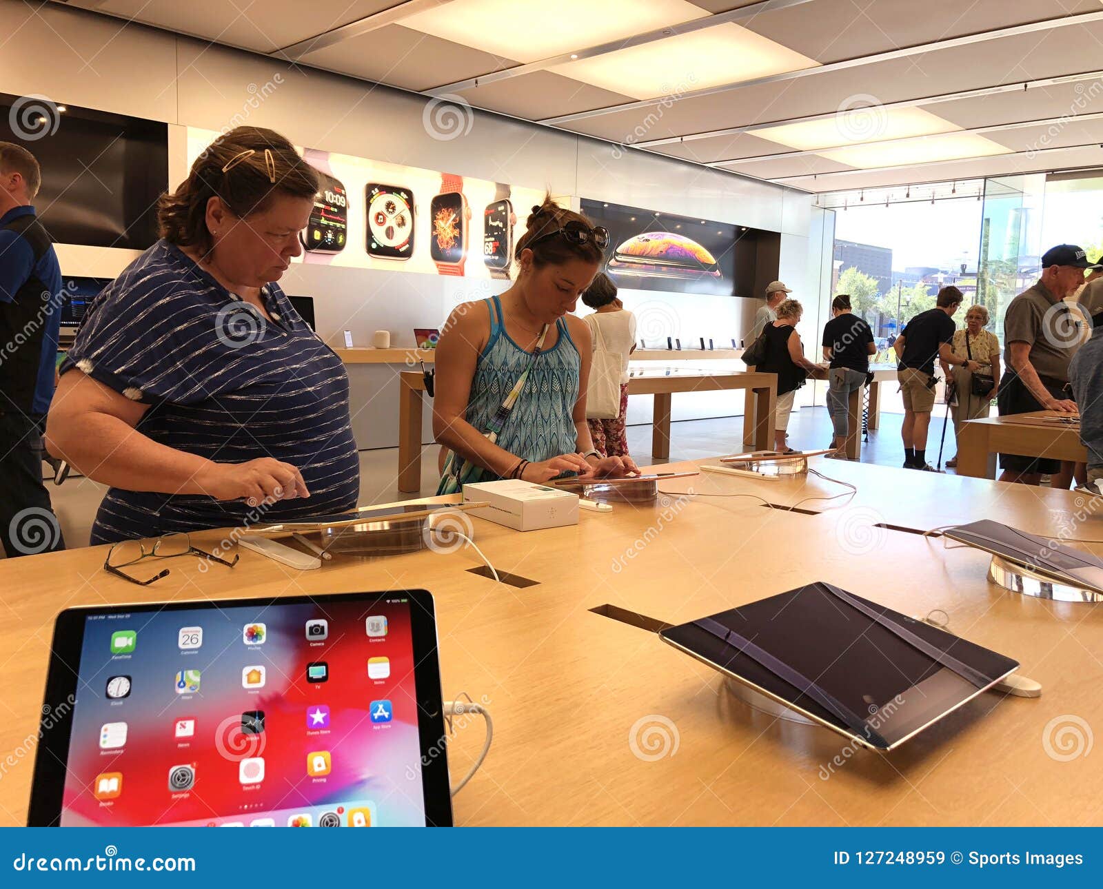 Apple Store εκδοτική στοκ εικόνα. εικόνα από - 127248959