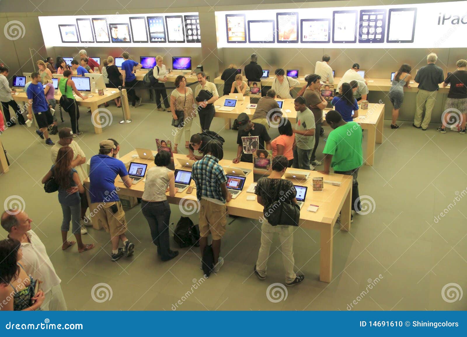 In Apple Store editorial image. Image of ipad, screen - 14691610