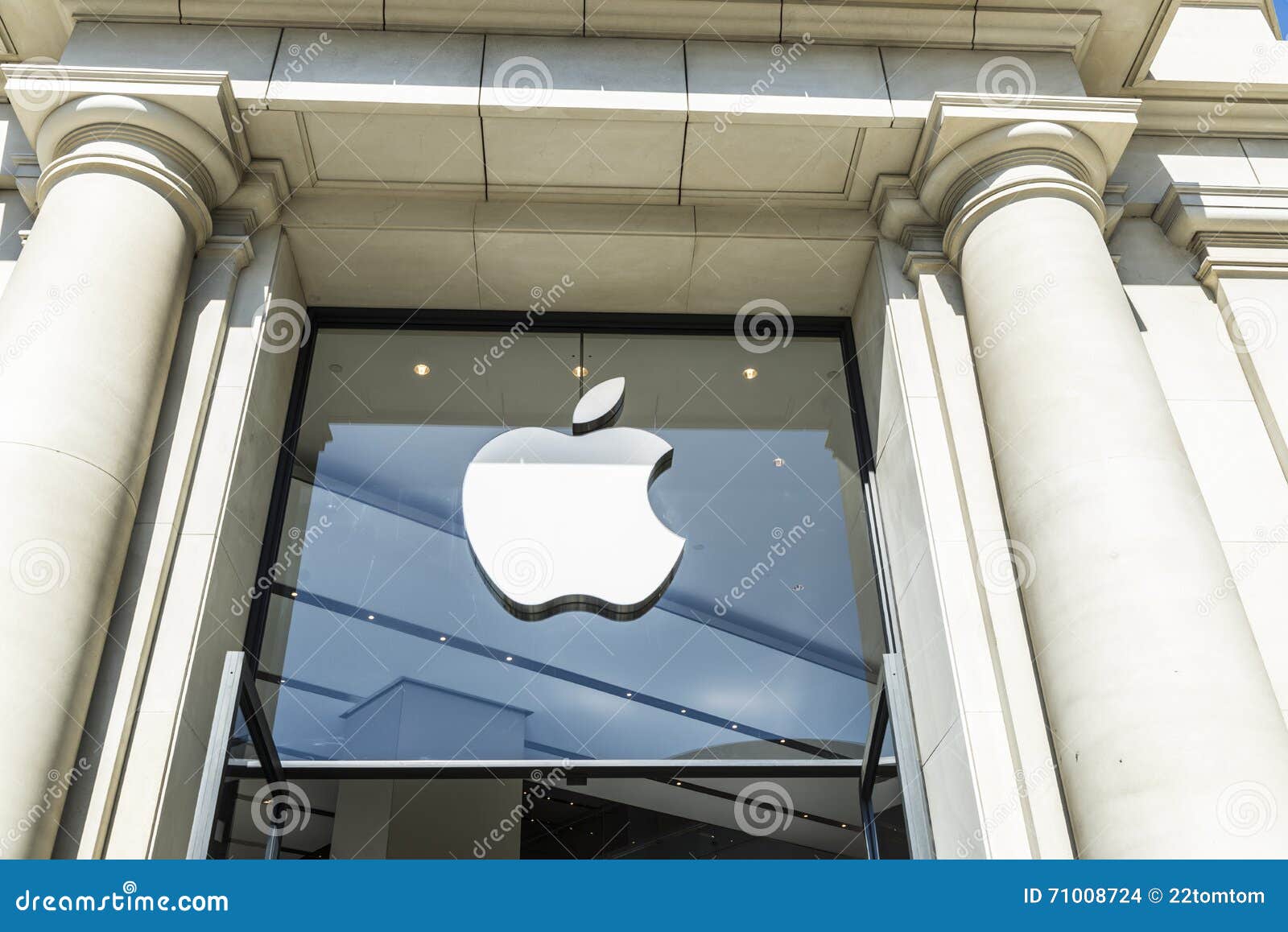 Apple store in Barcelona editorial stock image. Image of classic - 71008724