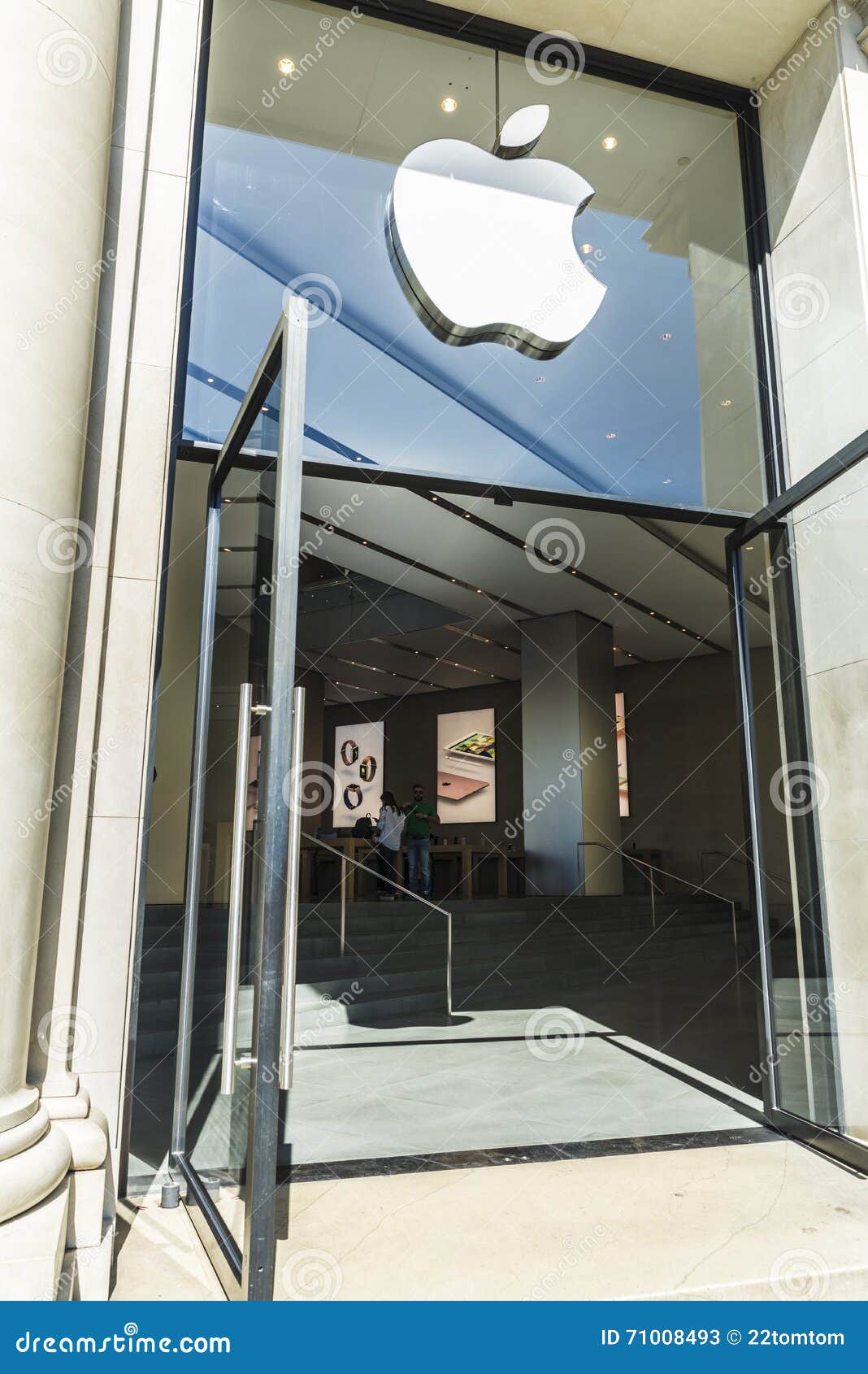 Apple store in Barcelona editorial stock photo. Image of imac - 71008493