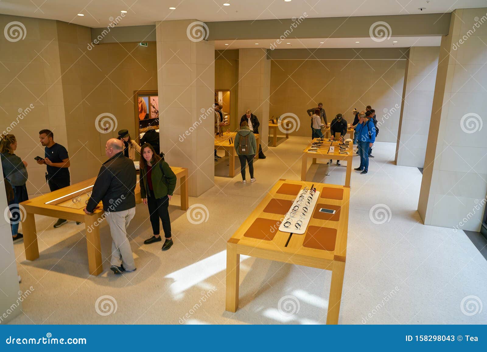 Apple store editorial stock photo. Image of device, company - 158298043