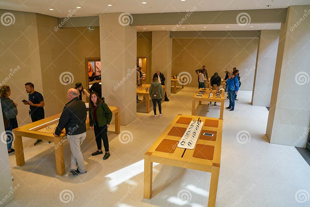 Apple store editorial stock photo. Image of device, company - 158298043