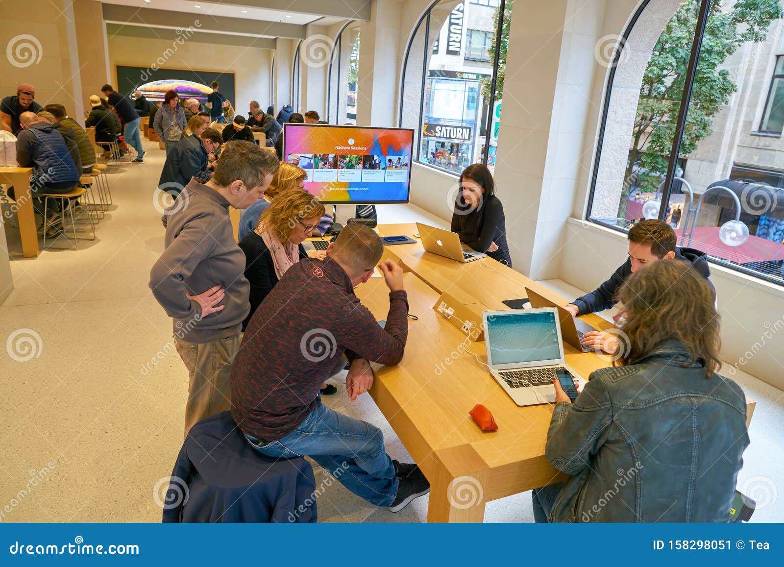 Apple store editorial photo. Image of people, group - 158298051