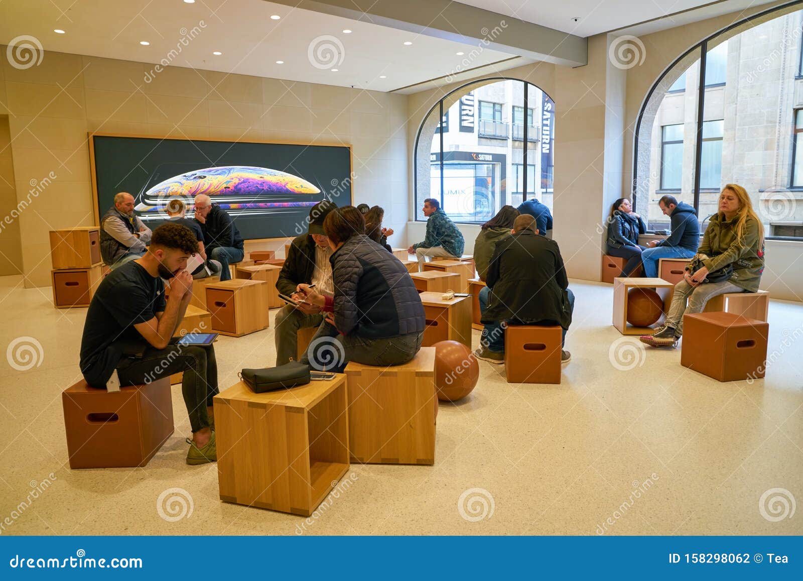 Apple store editorial photography. Image of group, premium - 158298062