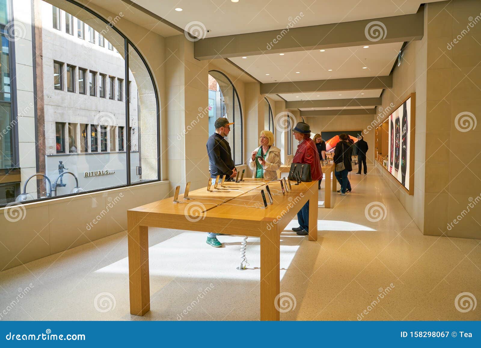 Apple store editorial photography. Image of store, iphone - 158298067