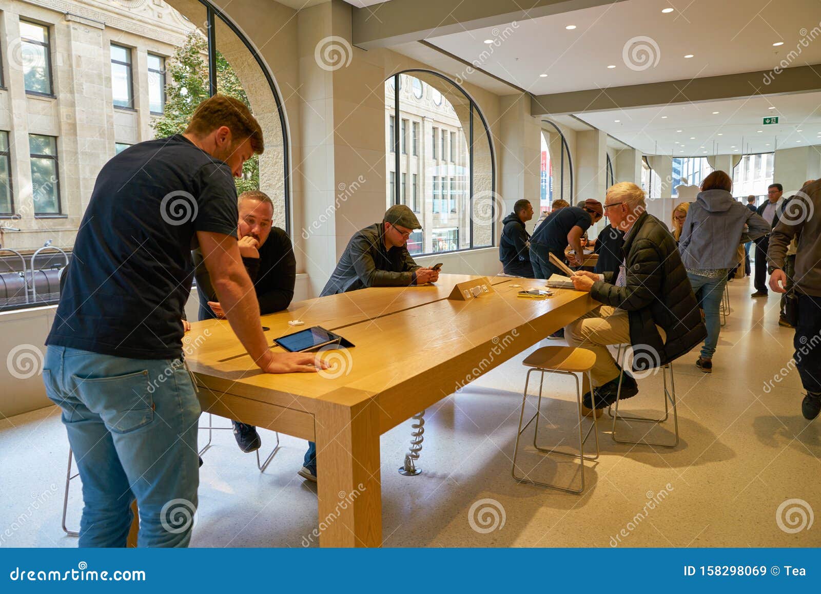 Apple store editorial stock image. Image of electronic - 158298069
