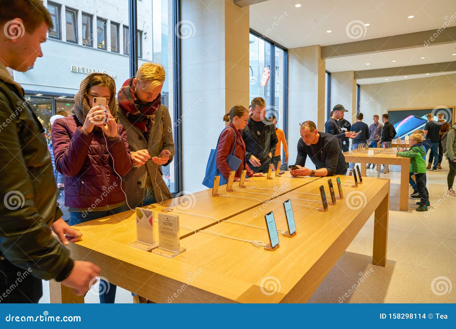 Apple store editorial stock image. Image of smartphone - 158298114