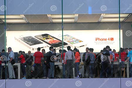 Apple Store Display editorial image. Image of people - 22145475